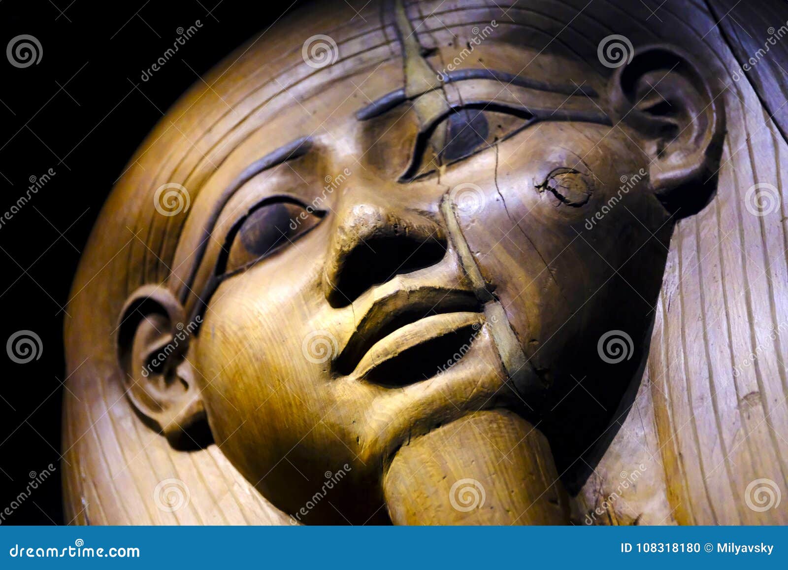 Sfinx, houten sarcofaag stock foto. Image of uitgevoerd - 108318180