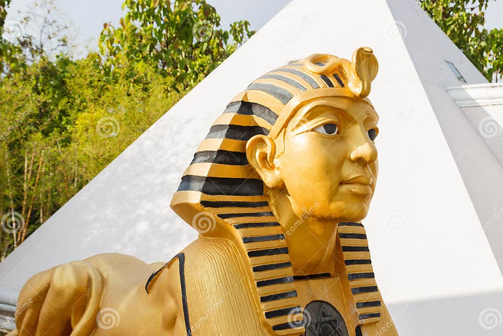 Sfinxstandbeeld Met Witte Piramide Stock Afbeelding - Image of geel ...
