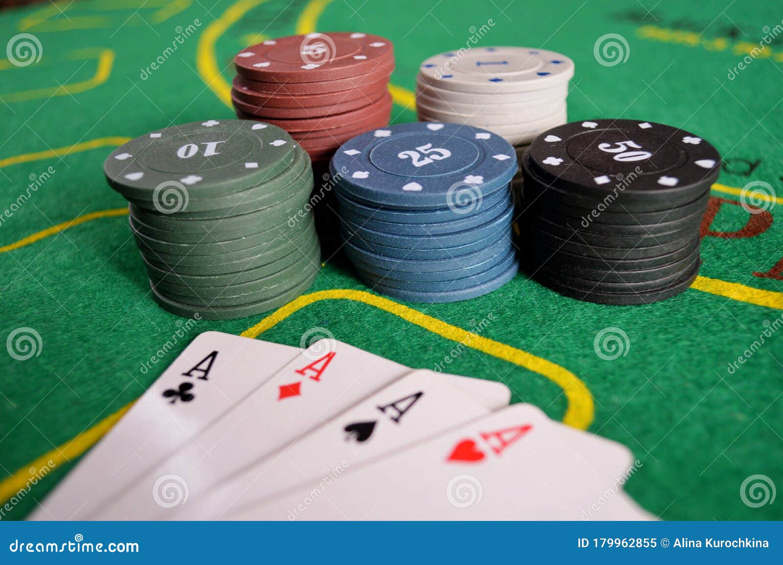 Sfondo Poker - Chip E Schede Sulla Tavola Verde Immagine Stock ...