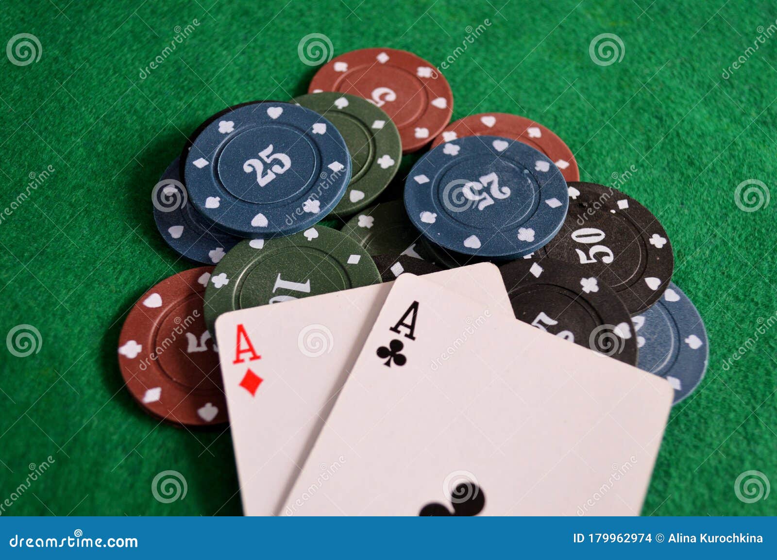 Sfondo Poker - Chip E Schede Sulla Tavola Verde Fotografia Stock ...