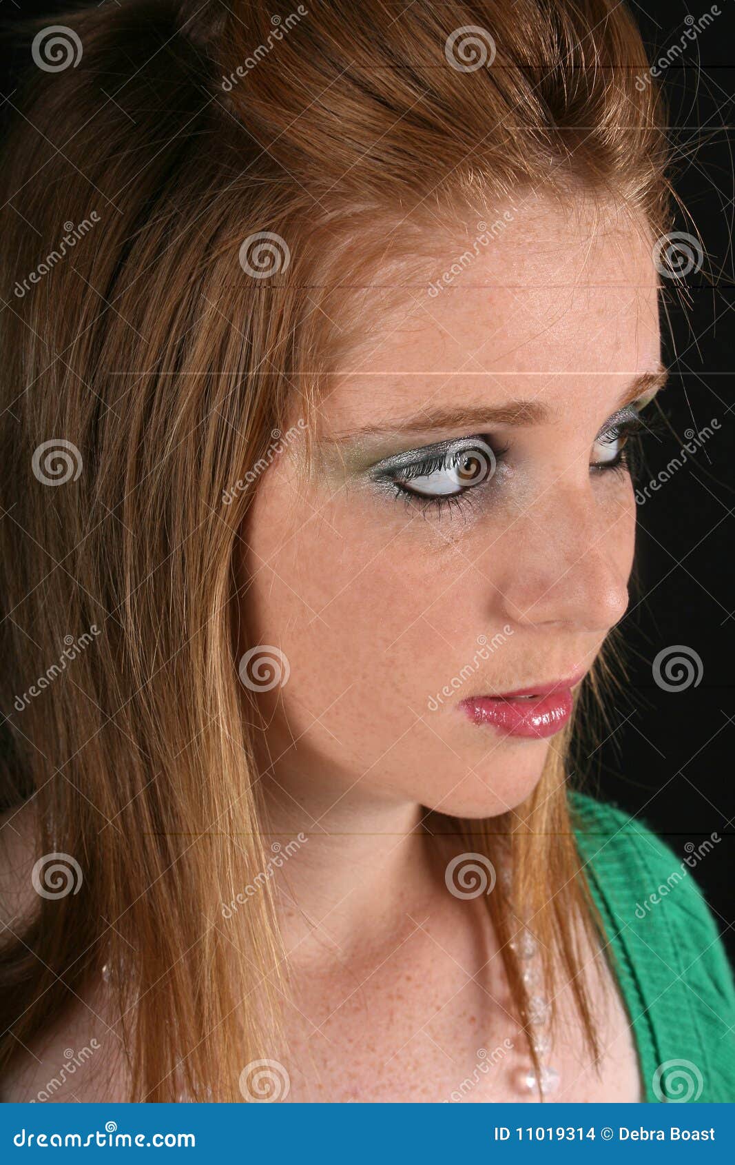 Sguardo della ragazza fotografia stock. Immagine di verde - 11019314