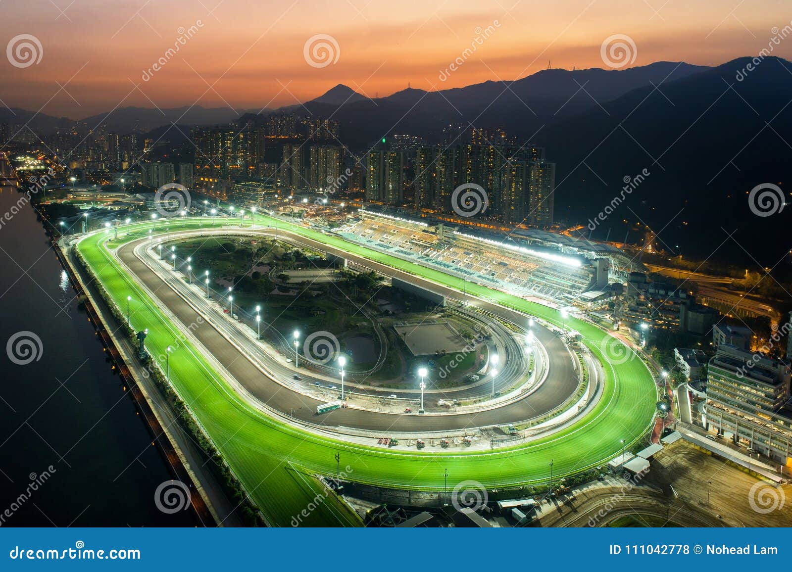 Sha Tin Racecourse Nattsikt Arkivfoto - Bild av dagar, honung: 111042778