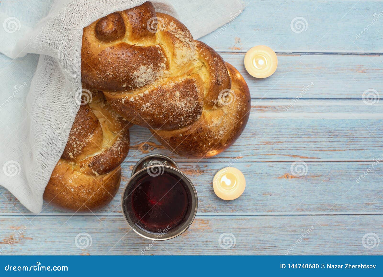 Shabbat Shalom - Challahbrot, Shabbat Wein Und Kerzen Auf Blauem H ... Shabbat Shalom - Challahbrot, Shabbat Wein Und Kerzen Auf Blauem H ...