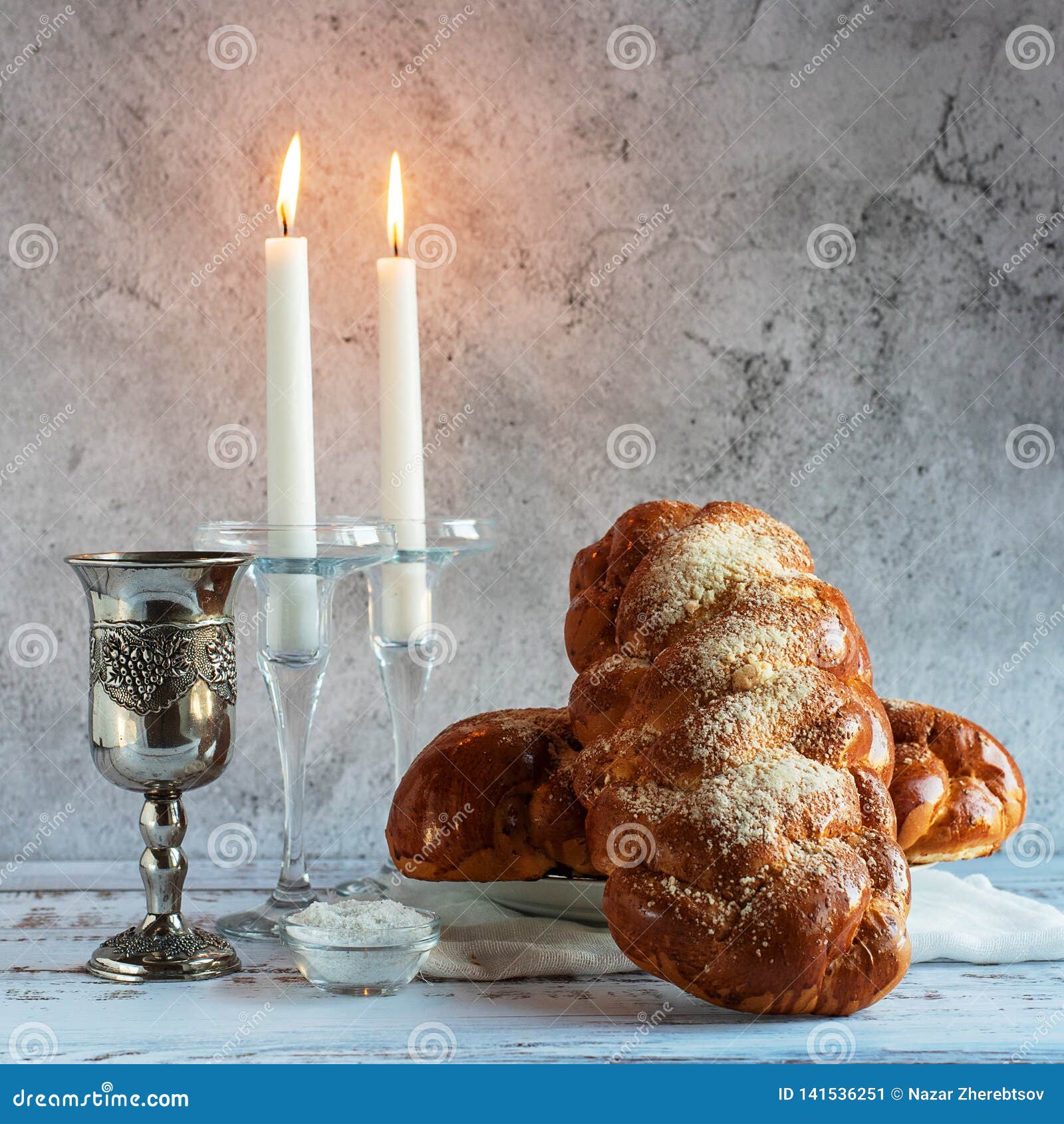 Shabbat Shalom - Challahbrot, Shabbat Wein Und Kerzen Auf Holztisch ... Shabbat Shalom - Challahbrot, Shabbat Wein Und Kerzen Auf Holztisch ...