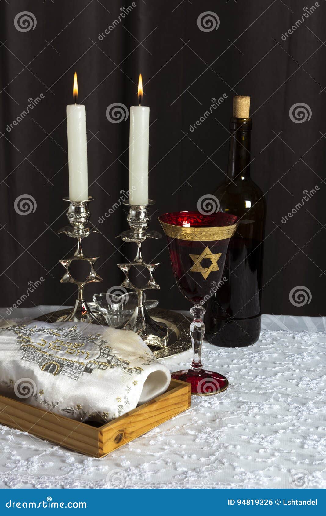 Shabbat Shalom - Wein, Challah Und Kerzen Stockfoto - Bild von kerzen ... Shabbat Shalom - Wein, Challah Und Kerzen Stockfoto - Bild von kerzen ...