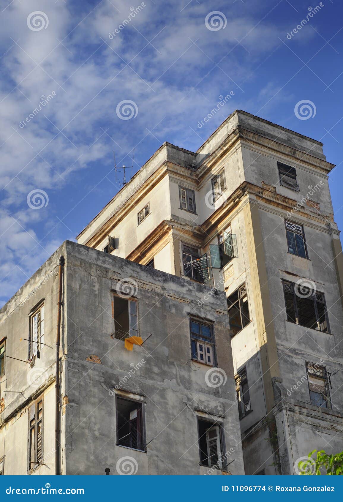 Shabby Building in Old Havana Stock Photo - Image of havana, decay ...