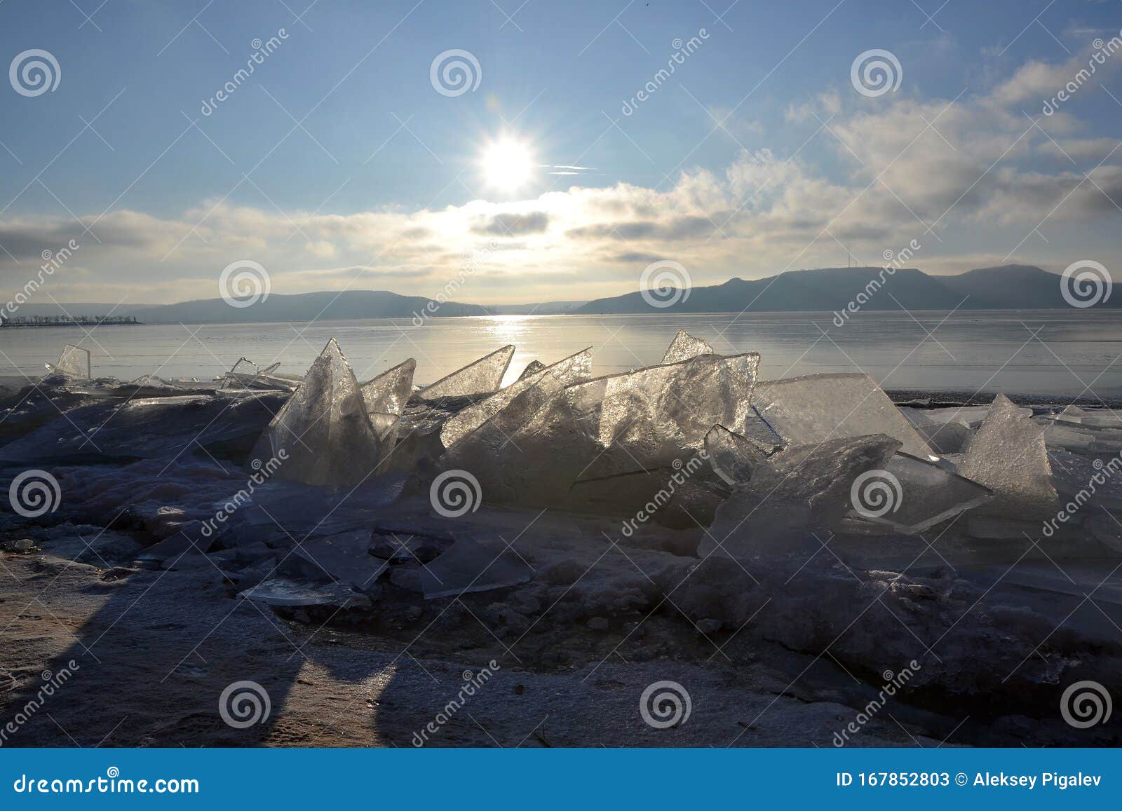 Shadows from the Sharp Edges of the Ice Floes on the Shore 库存图片 - 图片 包括 ...