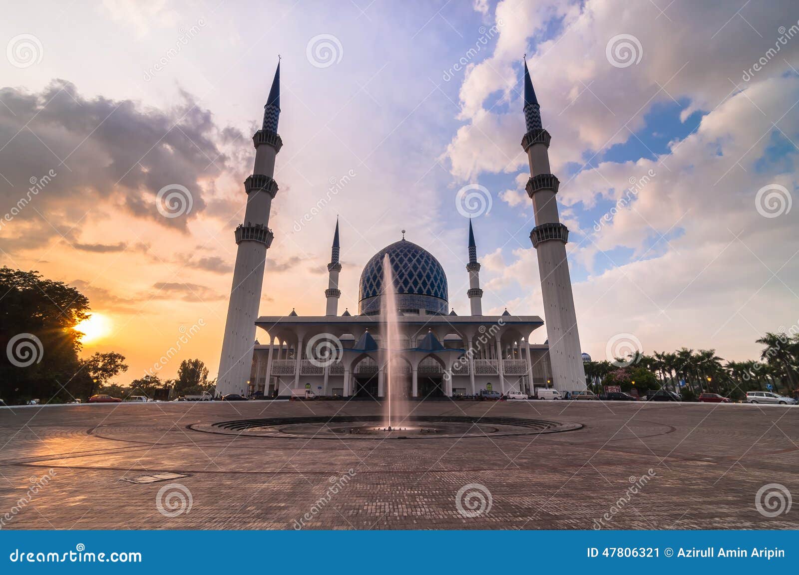 Shah Alam Mosque stock image. Image of architecture, muslim - 47806321