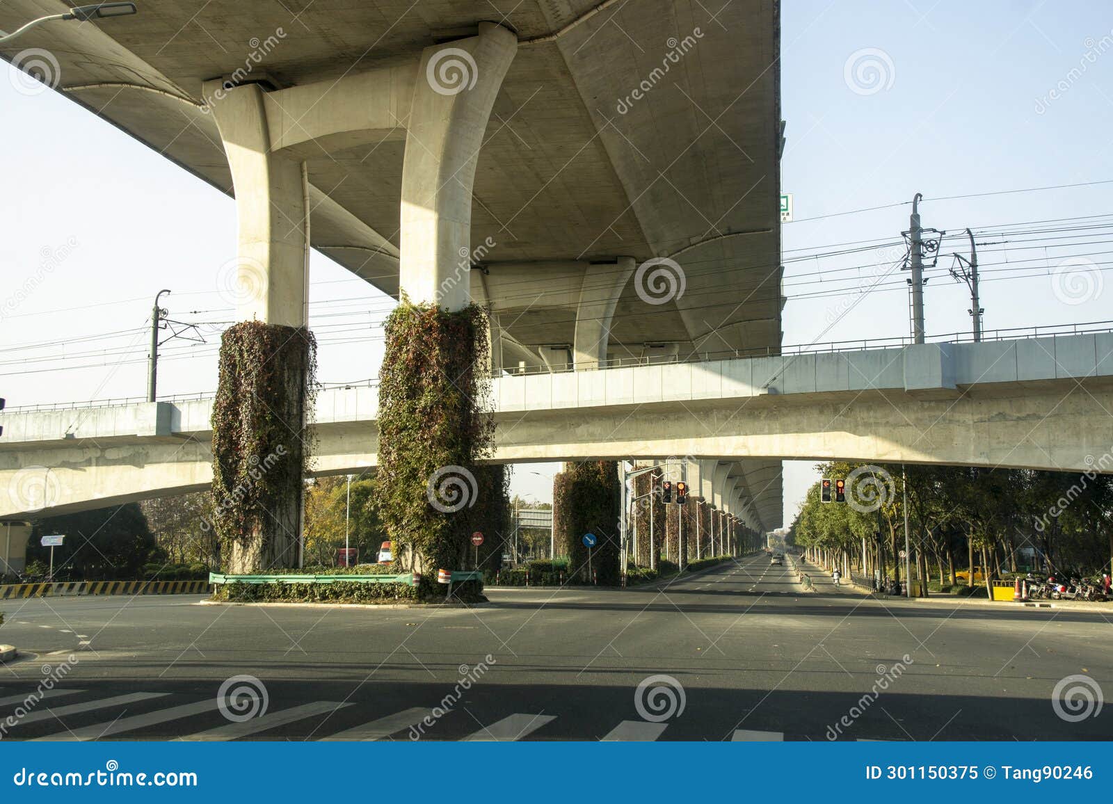 Elevated Expressway Structure and an Intersection in Shanghai Editorial ...