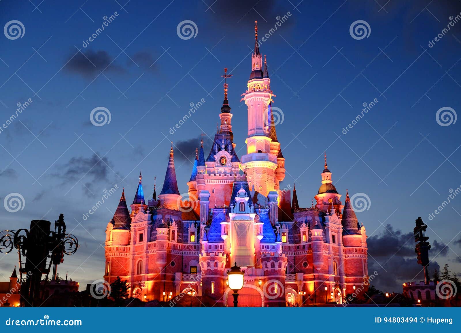 Shanghai Disney slott redaktionell fotografering för bildbyråer. Bild av attractor - 94803494