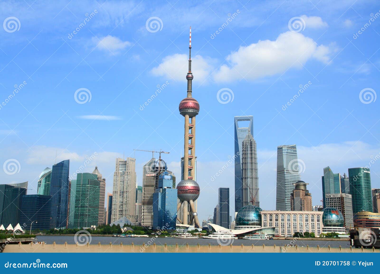 Shanghai Lujiazui editorial stock photo. Image of building - 20701758