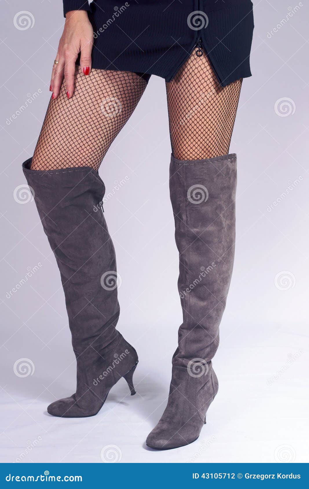 Shapely legs stock photo. Image of thigh, girl, knee - 43105712