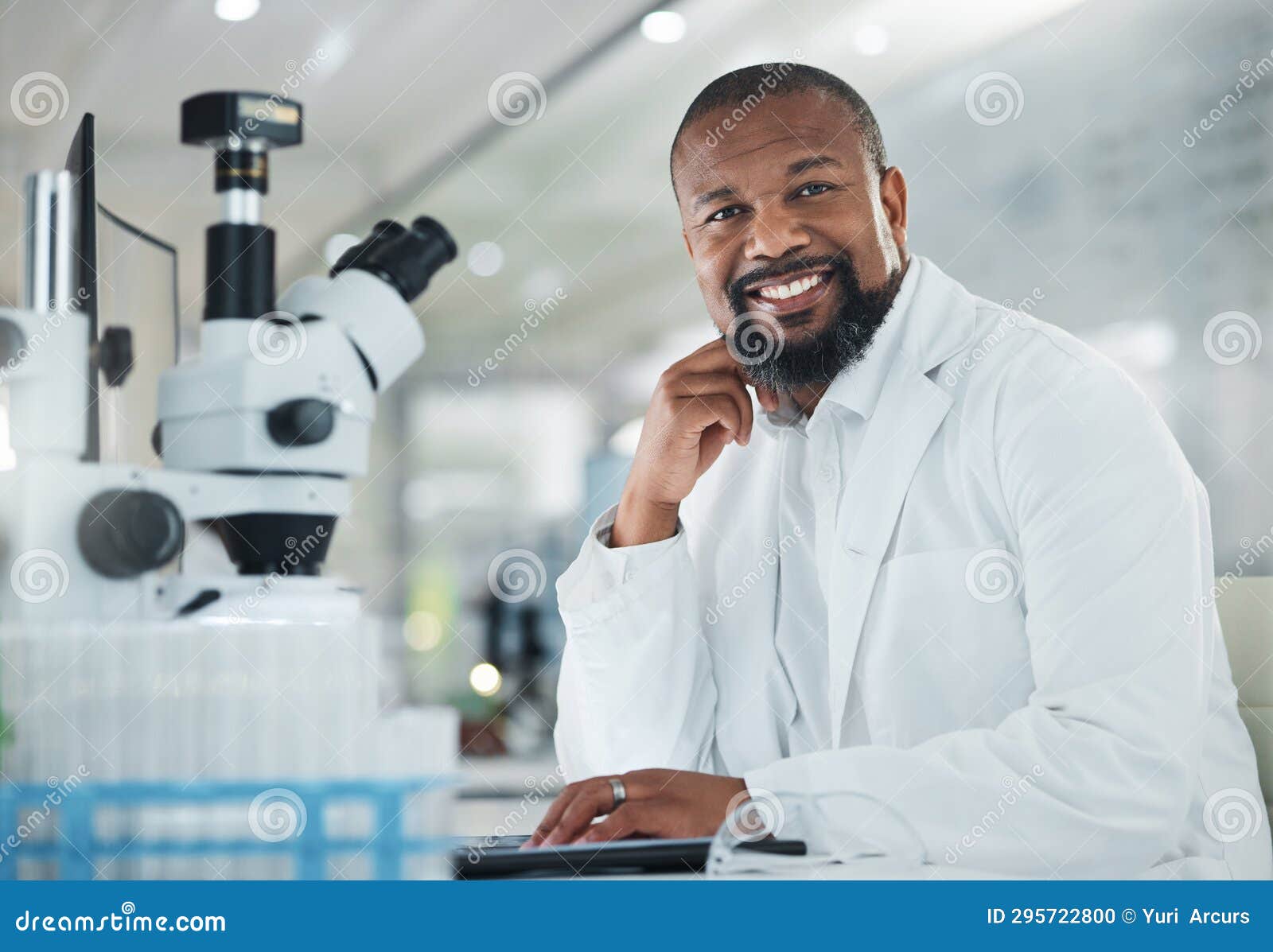 Sharing Viewpoints on the Days Discoveries. a Mature Man Using a ...