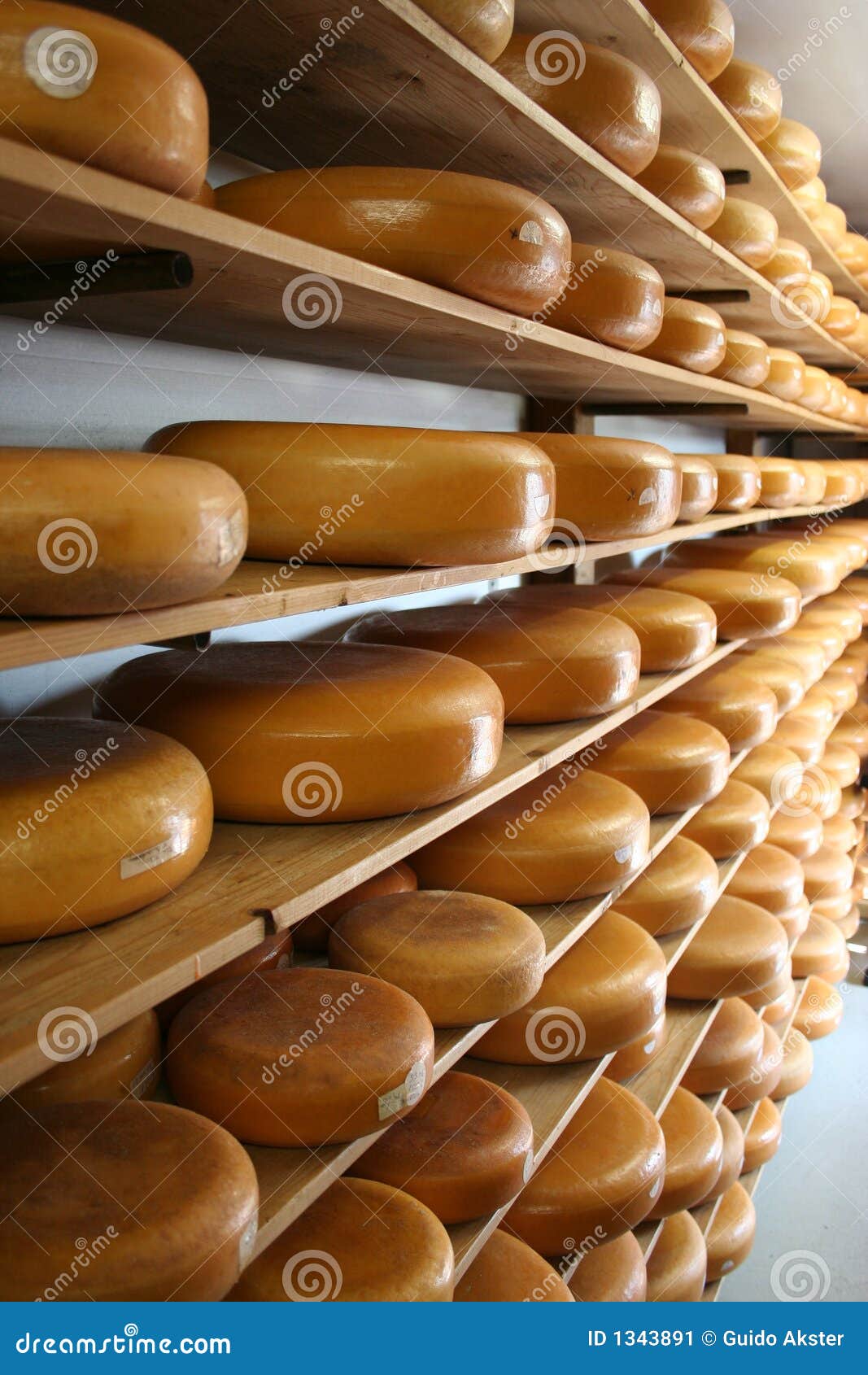 Shees en un estante imagen de archivo. Imagen de estante - 1343891