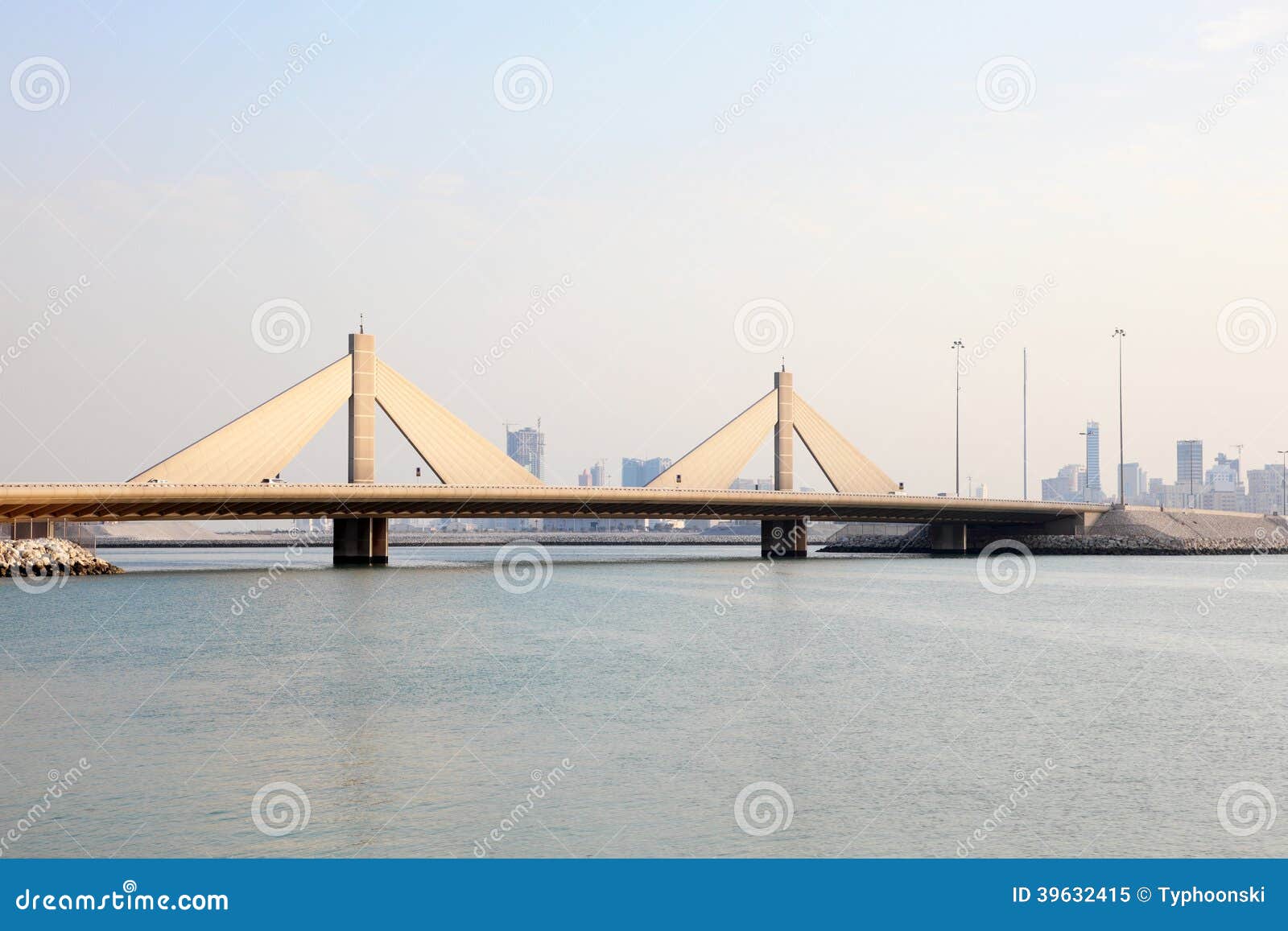 Sheikh Isa Causeway Bridge in Bahrain Stockbild - Bild von stauraum ...