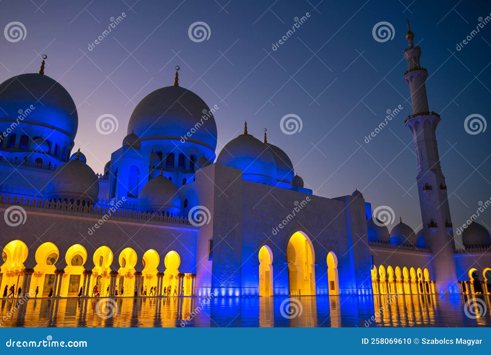 The Sheikh Zayed Grand Mosque in Abu Dhabi during Blue Hour Editorial ...