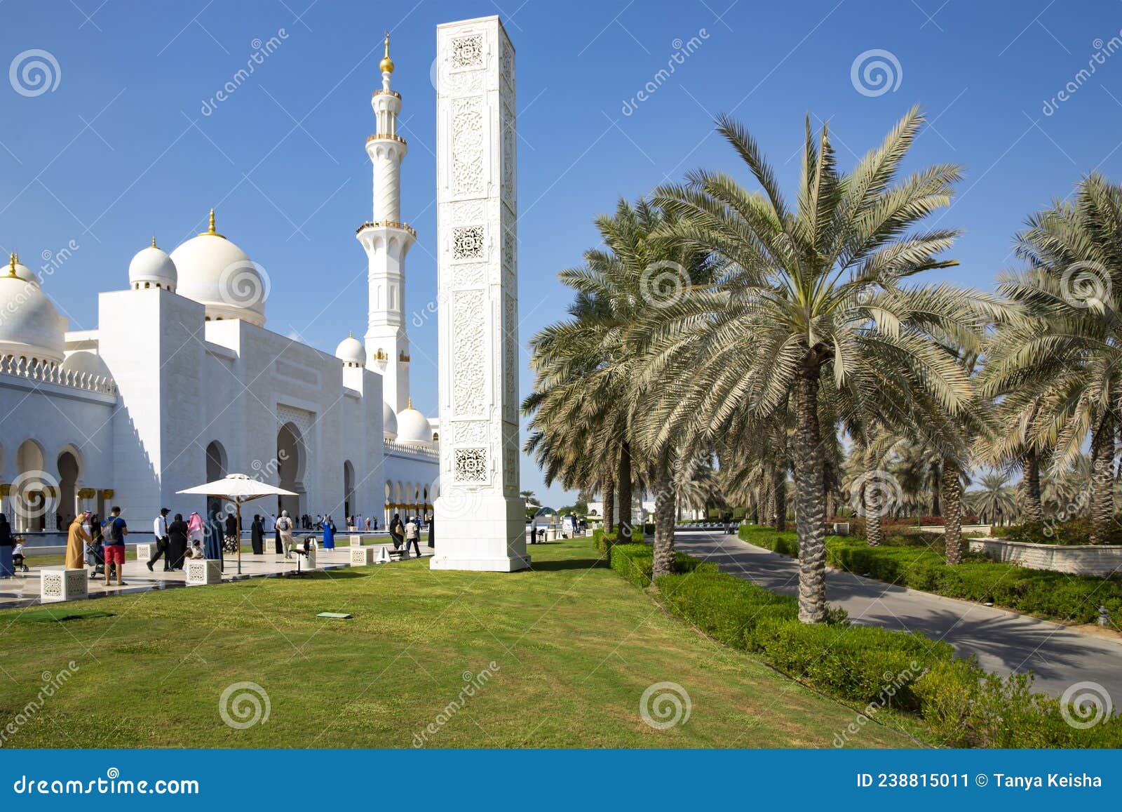 The Sheikh Zayed Grand Mosque with a Beautiful Garden Editorial Photo ...