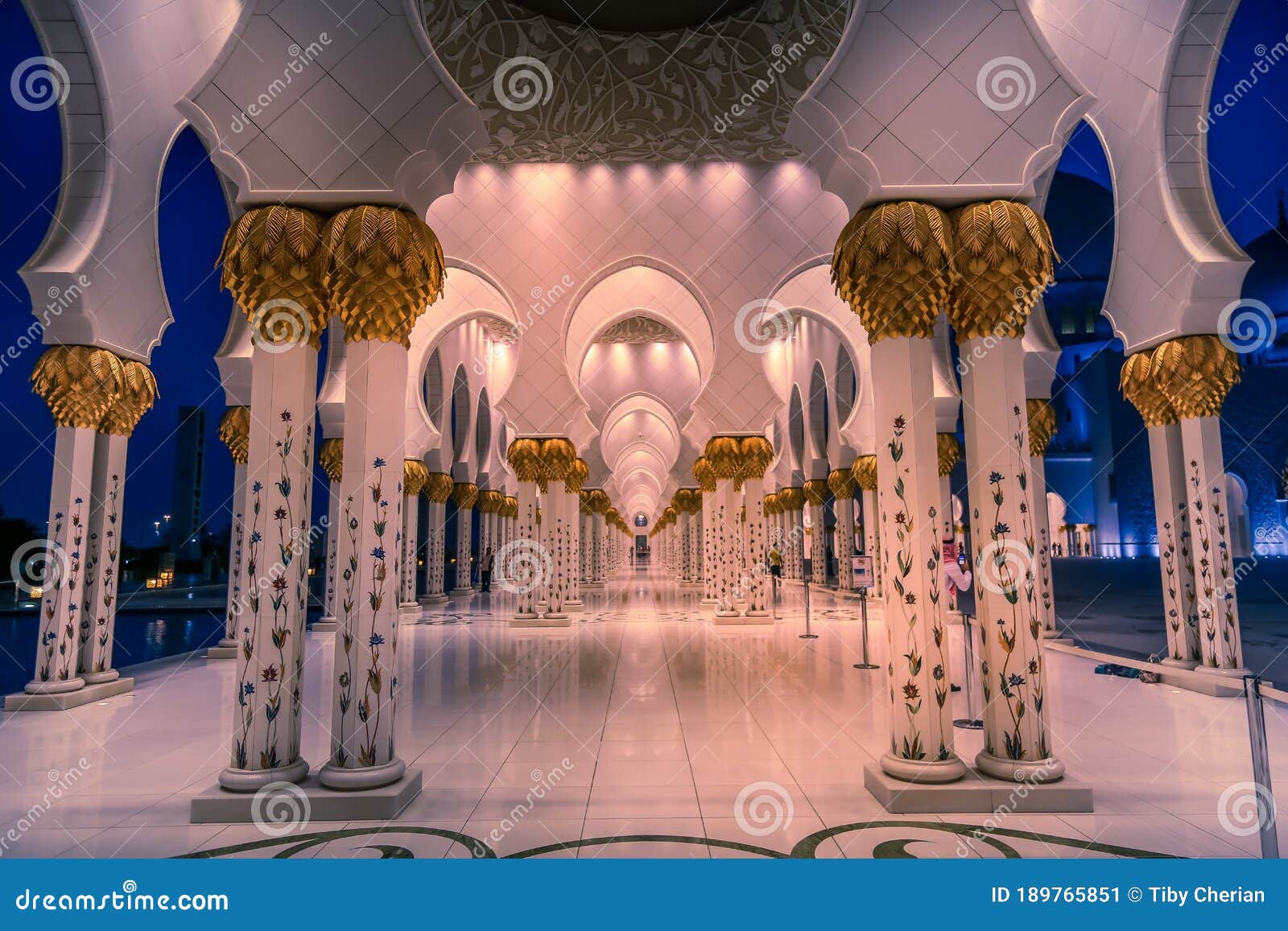 The Sheikh Zayed Grand Mosque Beautiful Interior Wall Engraved and ...