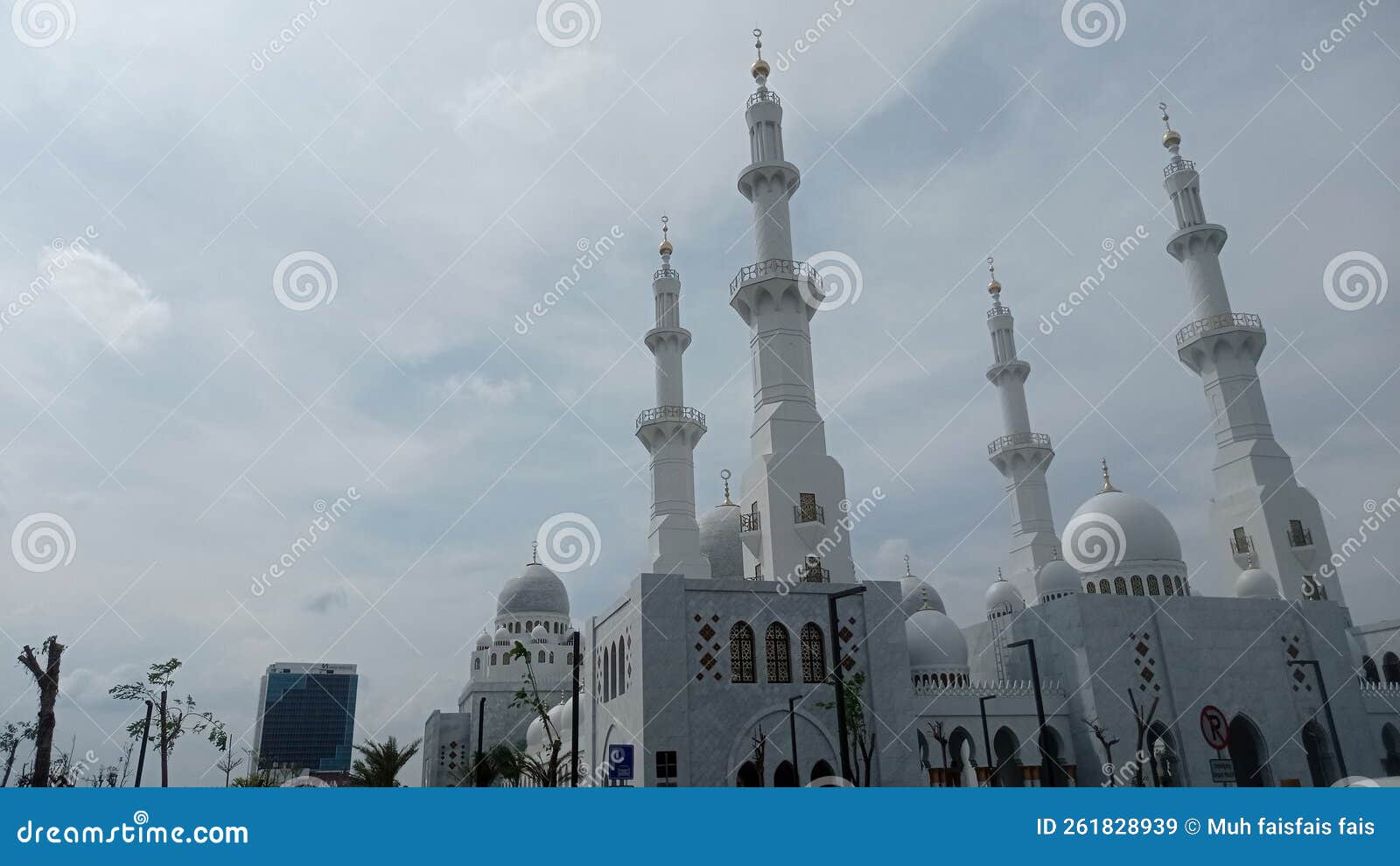 Sheikh Zayed Grand Mosque Surakarta Editorial Stock Image - Image of ...