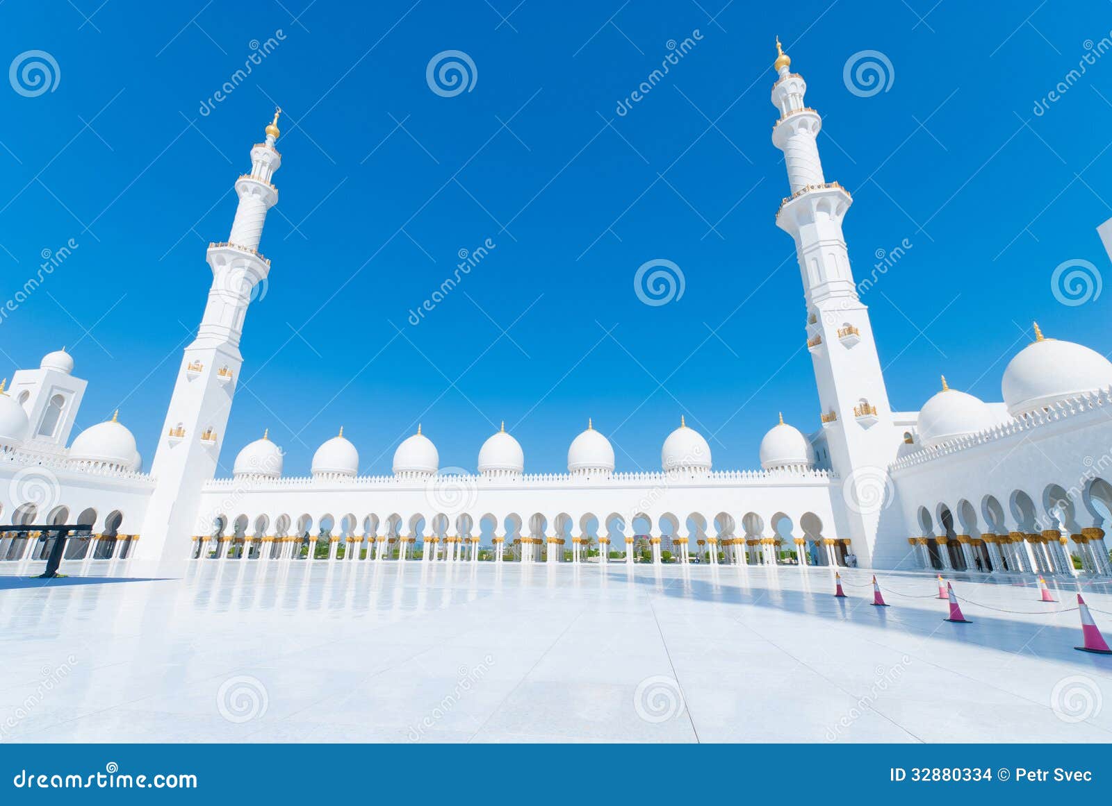 Sheikh Zayed Mosque foto de archivo. Imagen de recorrido - 32880334