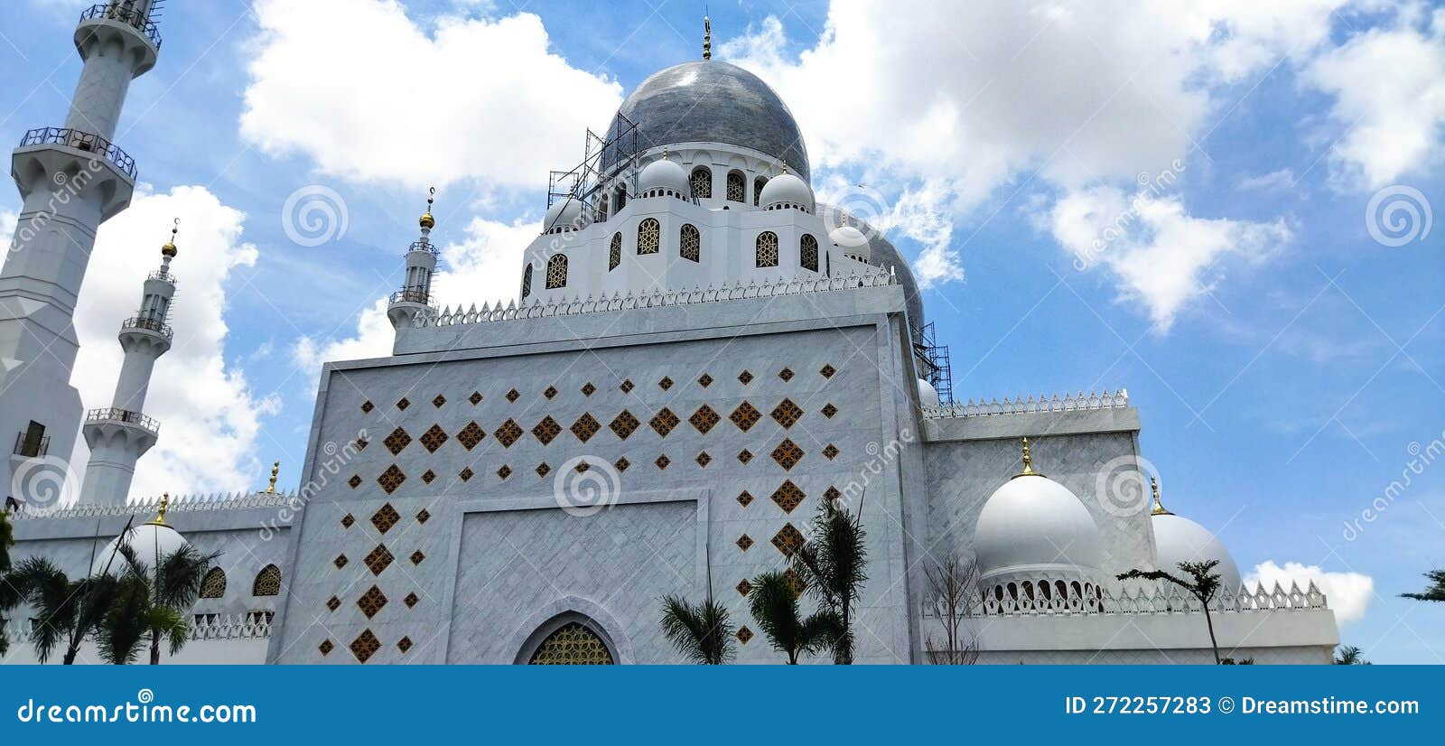 Sheikh Zayed Mosque, Solo, Surakarta Stock Image - Image of dawn, dhabi ...