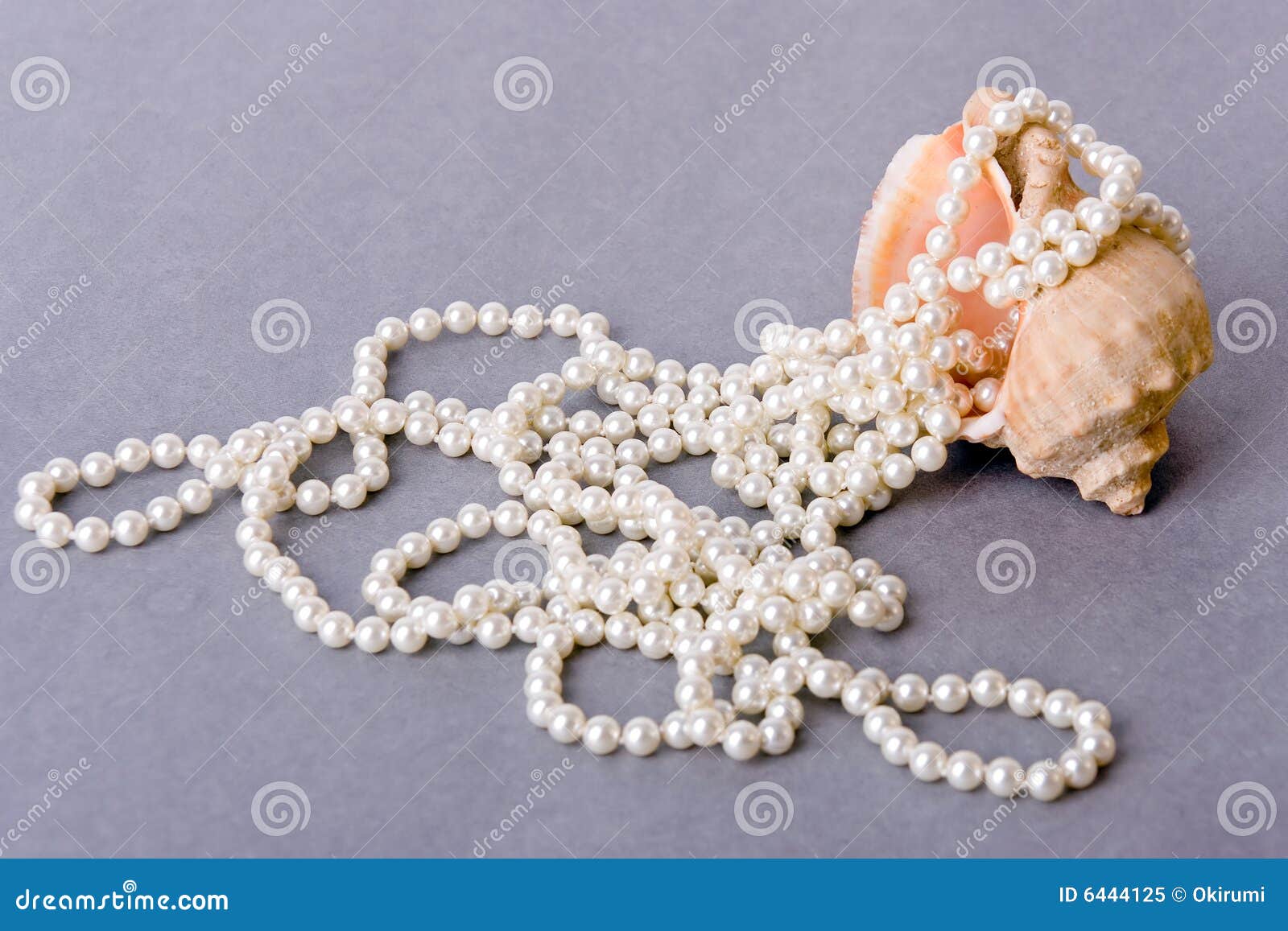 Shell con las perlas imagen de archivo. Imagen de gemela - 6444125