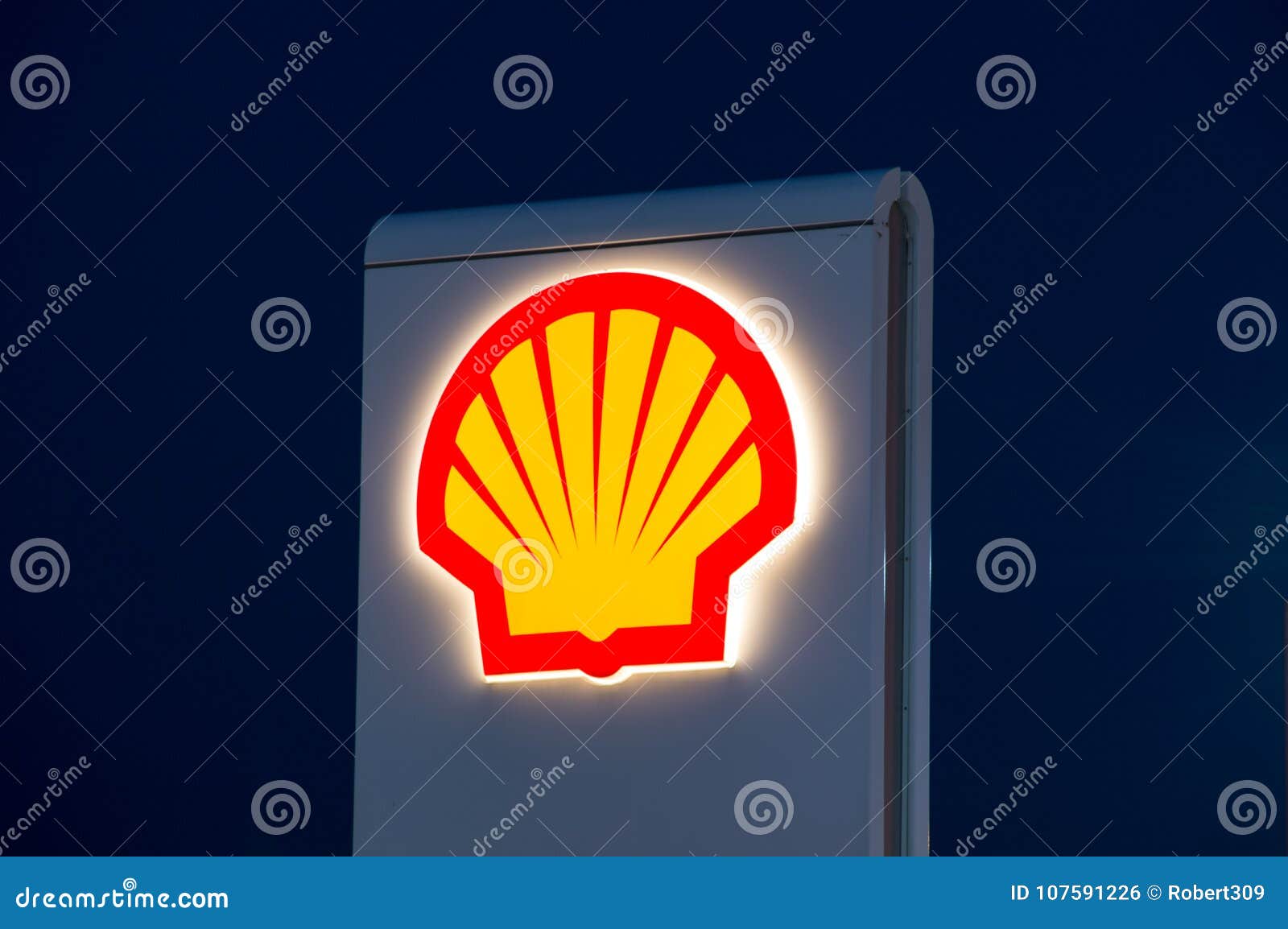 Shell-embleem Op Benzinepost Bij Nacht Redactionele Foto - Image of ...