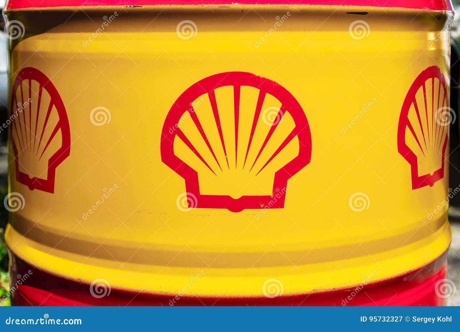 Shell-embleem Op Het Olievat Redactionele Fotografie - Image of logo ...