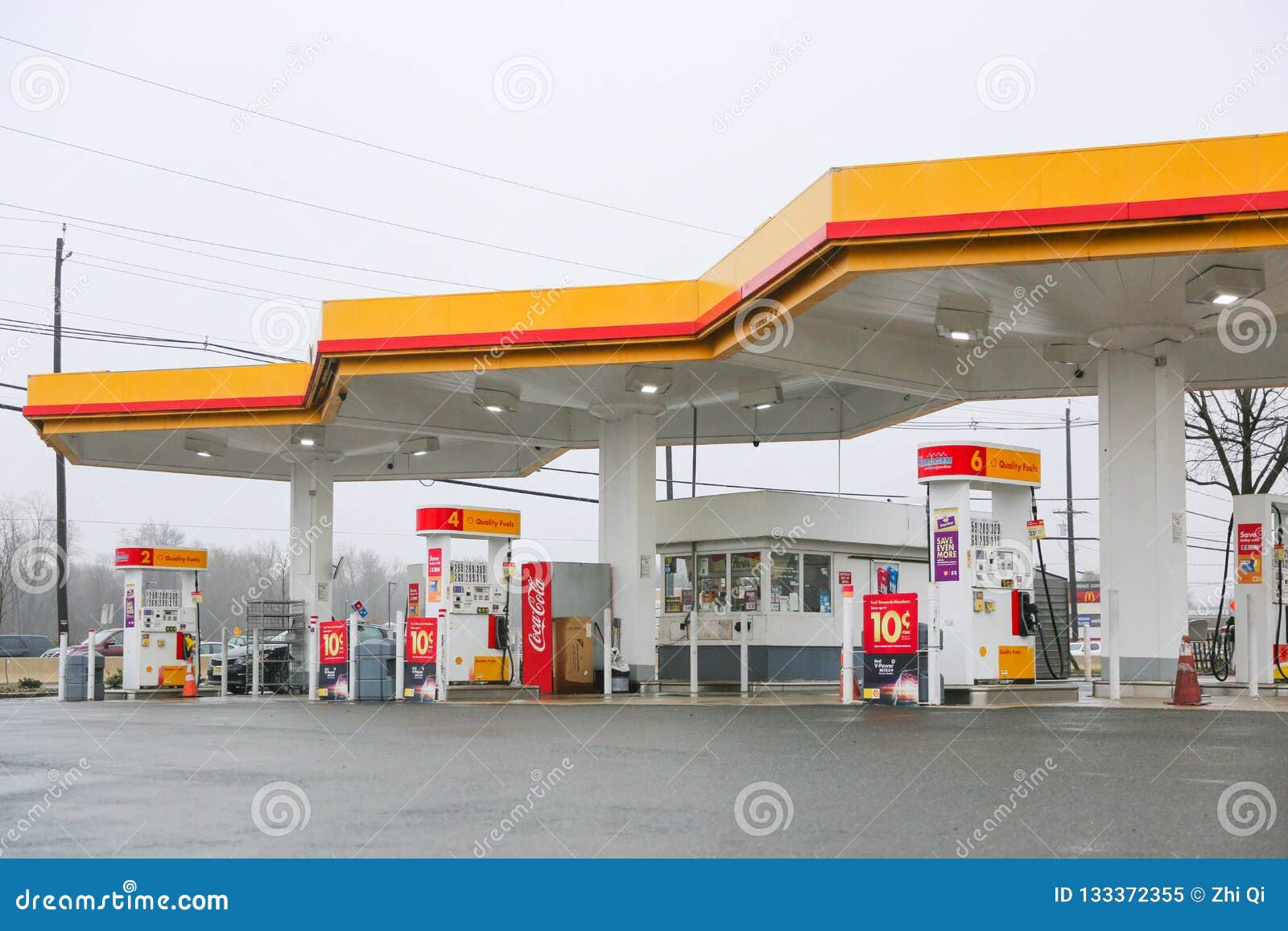 Shell Gas Station imagen editorial. Imagen de turismo - 133372355