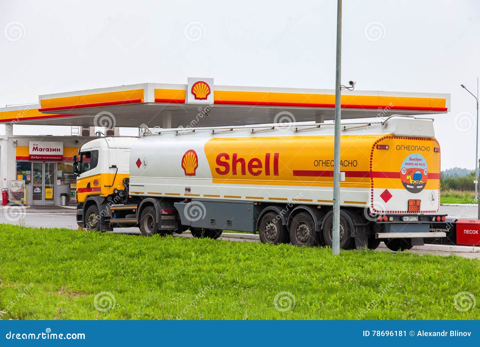 Shell Oil Truck Bij Het Benzinestation Shell Redactionele Foto - Image ...