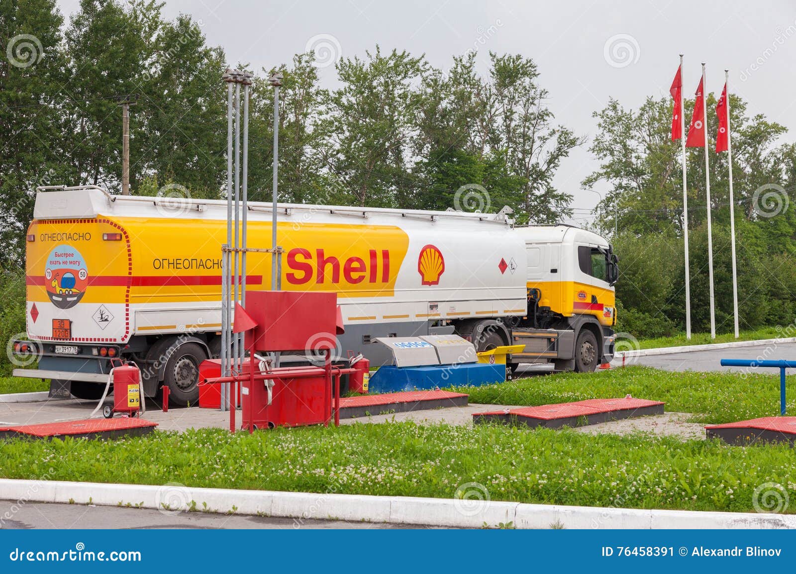 Shell Oil Truck an Der Tankstelle Shell Royal Dutch Shell Oder S ...