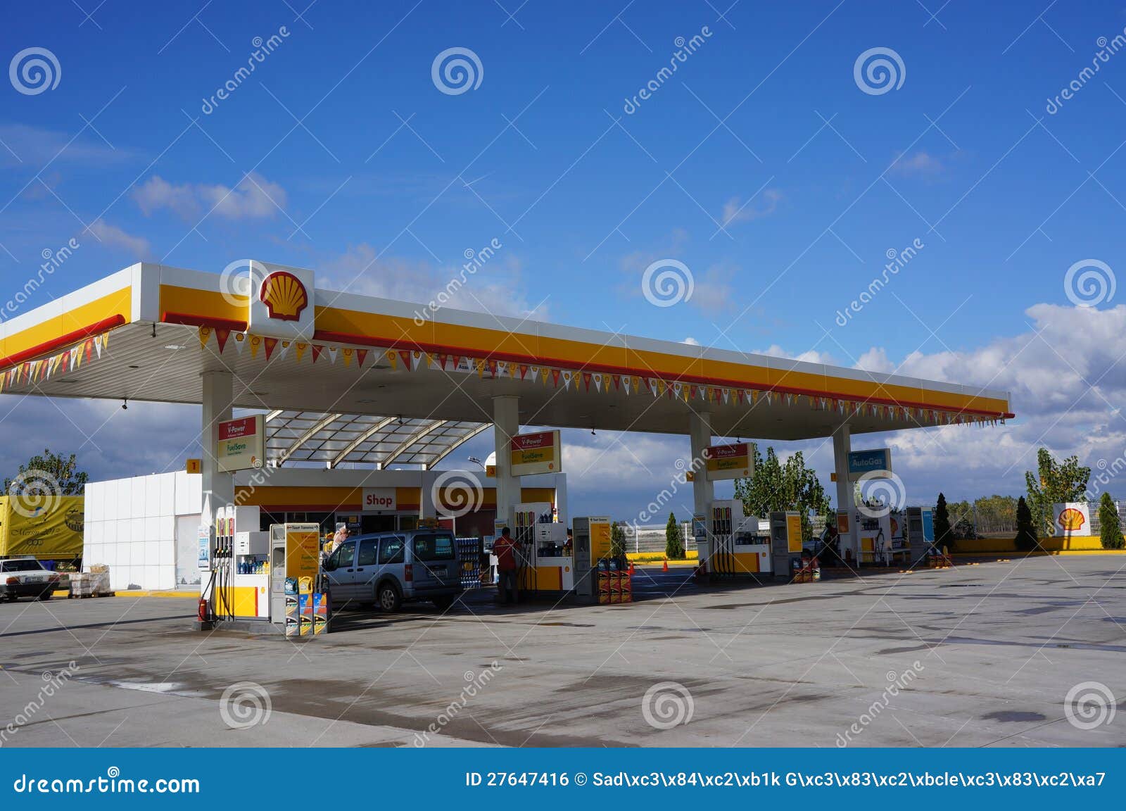 Shell Petrol Station editorial photo. Image of pump, autos - 27647416