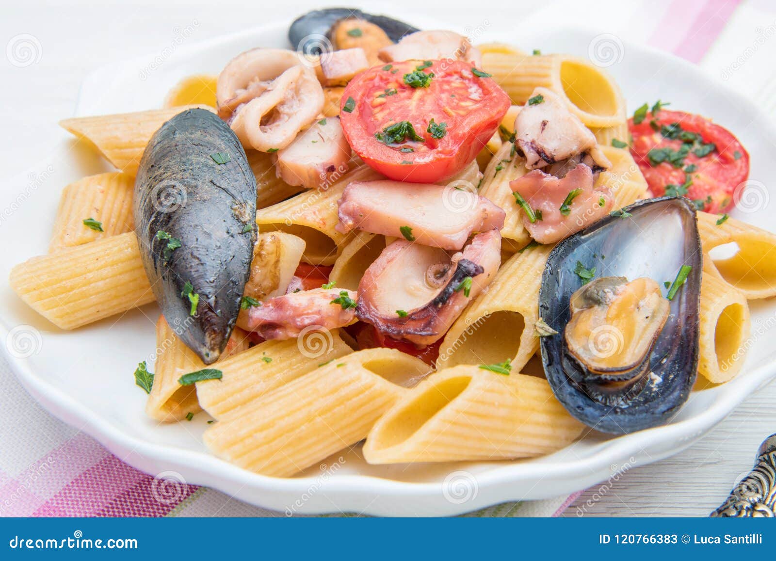 Shell Sirve Con Las Pastas Y Los Mariscos Imagen de archivo - Imagen de ...