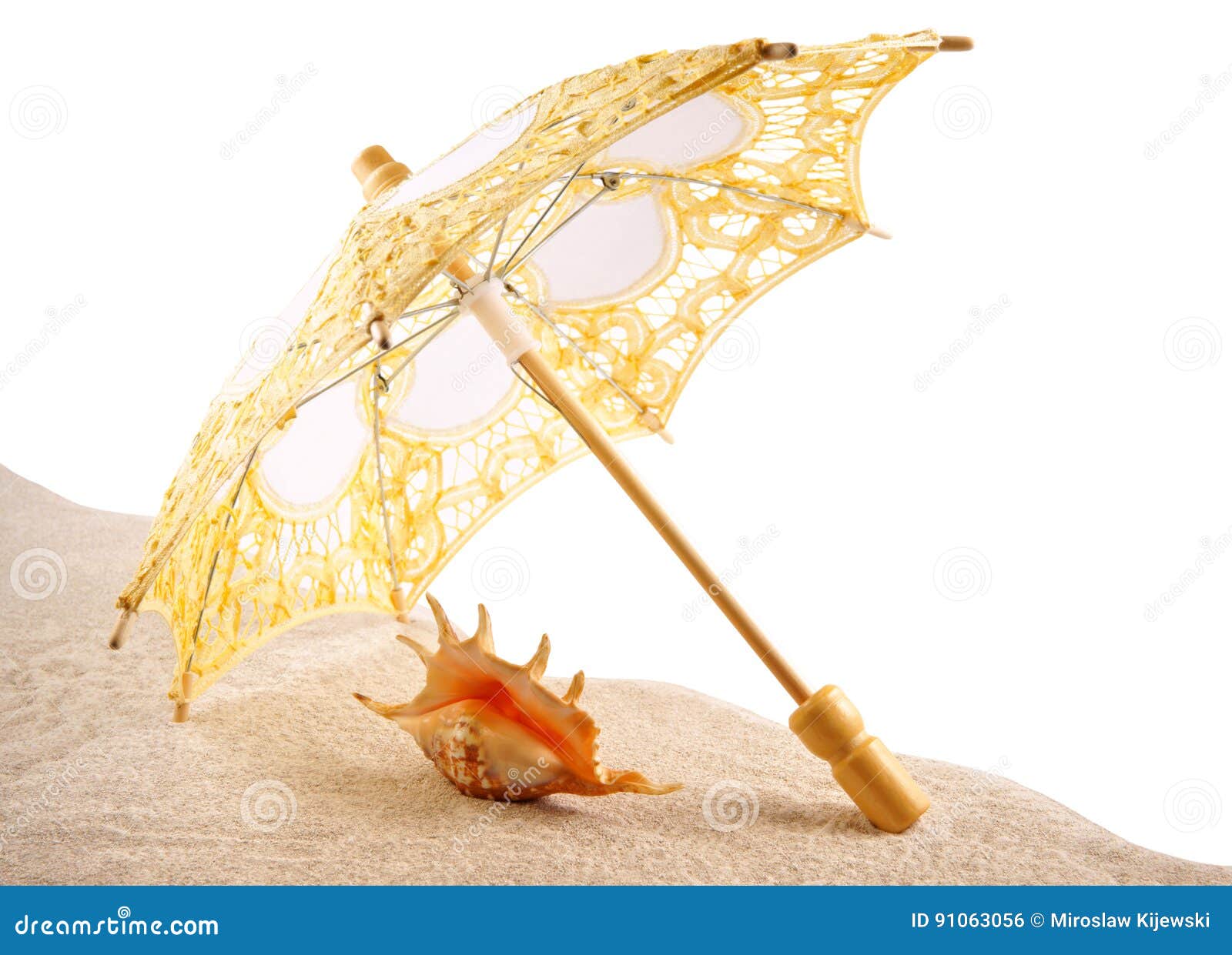 Shell Sob Um Guarda-chuva Na Areia, Fundo Branco Foto de Stock - Imagem ...