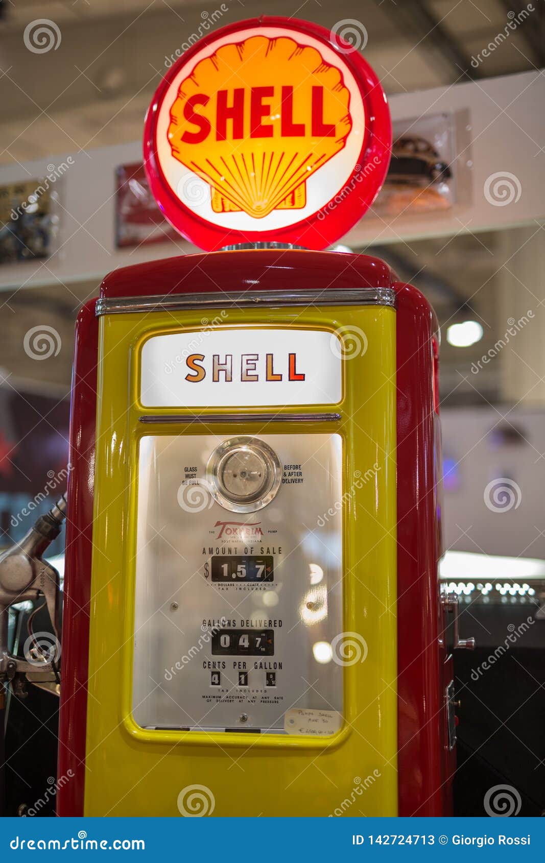 Shell Vintage Red Et Pompe D'essence Brillante Photo stock éditorial ...