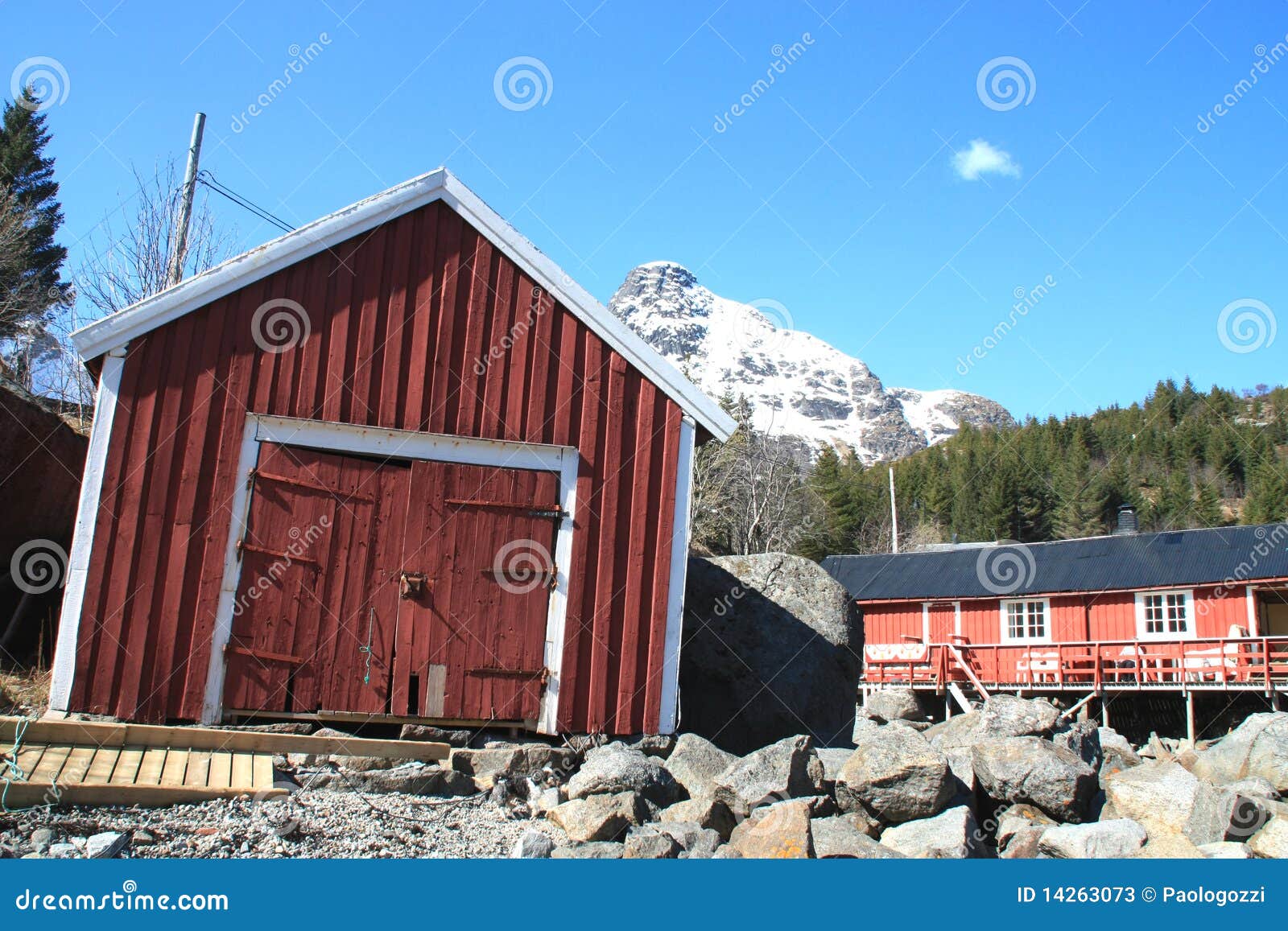 Shelter and Rorbuer in Nusfjord Stock Image - Image of holidays, arctic ...