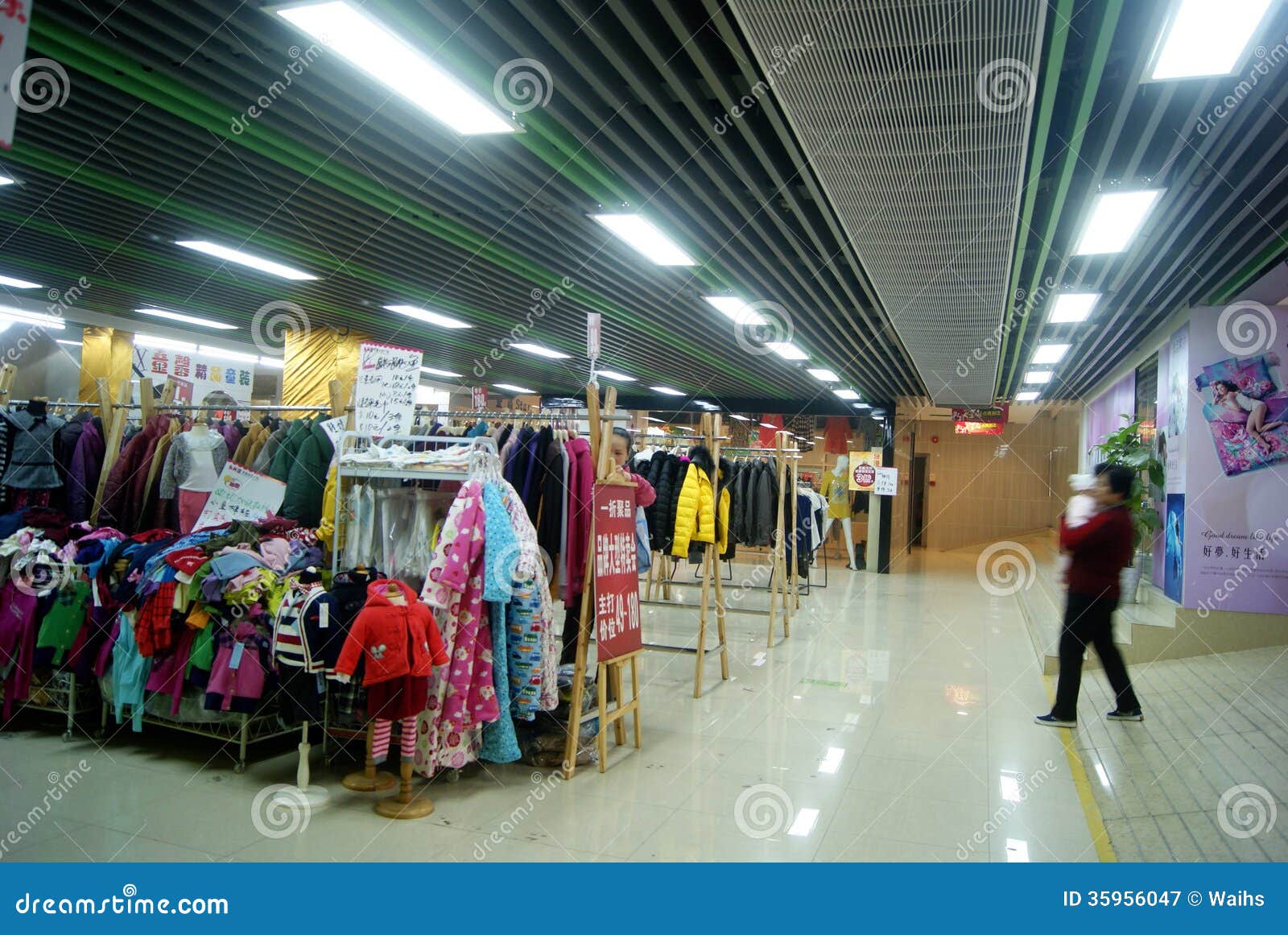 Shenzhen, China: Ropa En Venta Fotografía editorial - Imagen de ...
