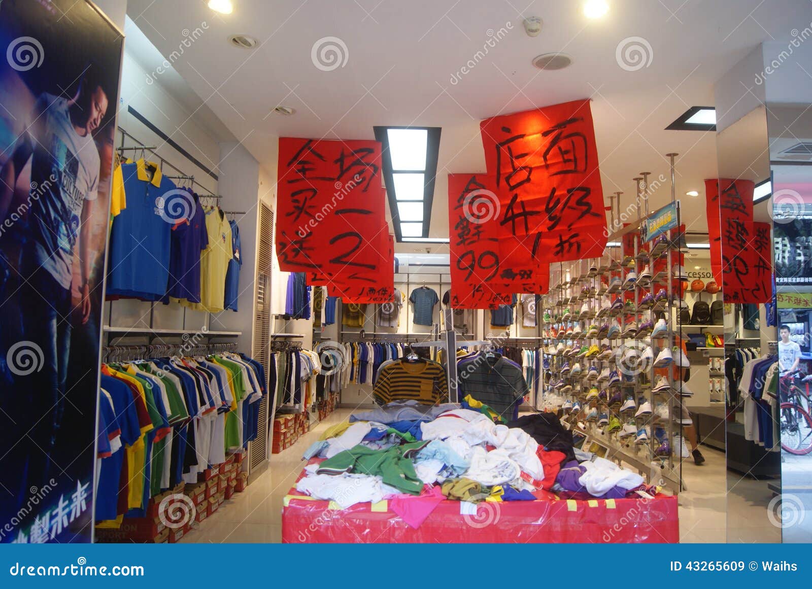 Shenzhen, China: Tienda De Ropa Imagen de archivo editorial - Imagen de ...