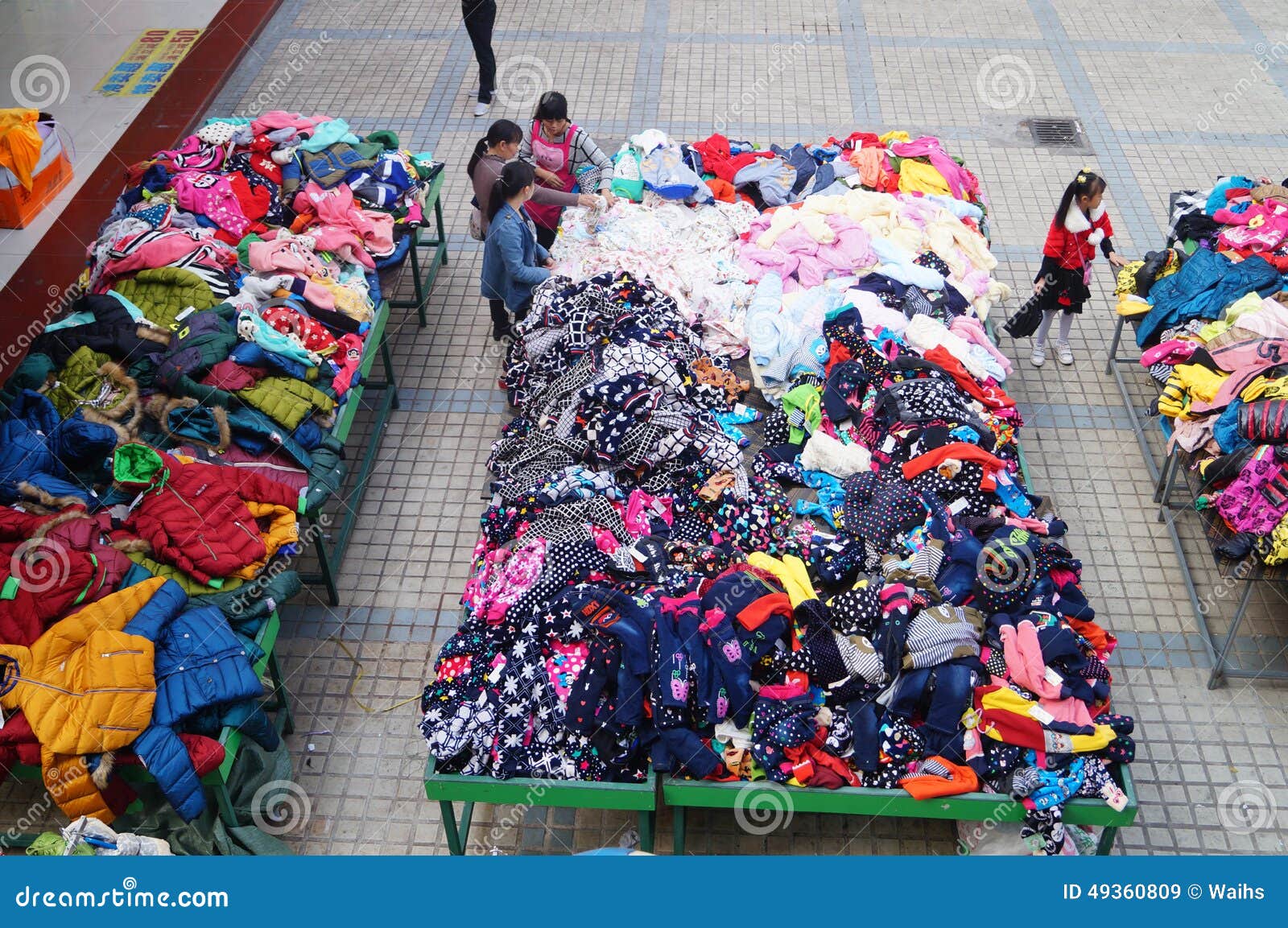 Shenzhen, China: Ventas De La Ropa Imagen de archivo editorial - Imagen ...