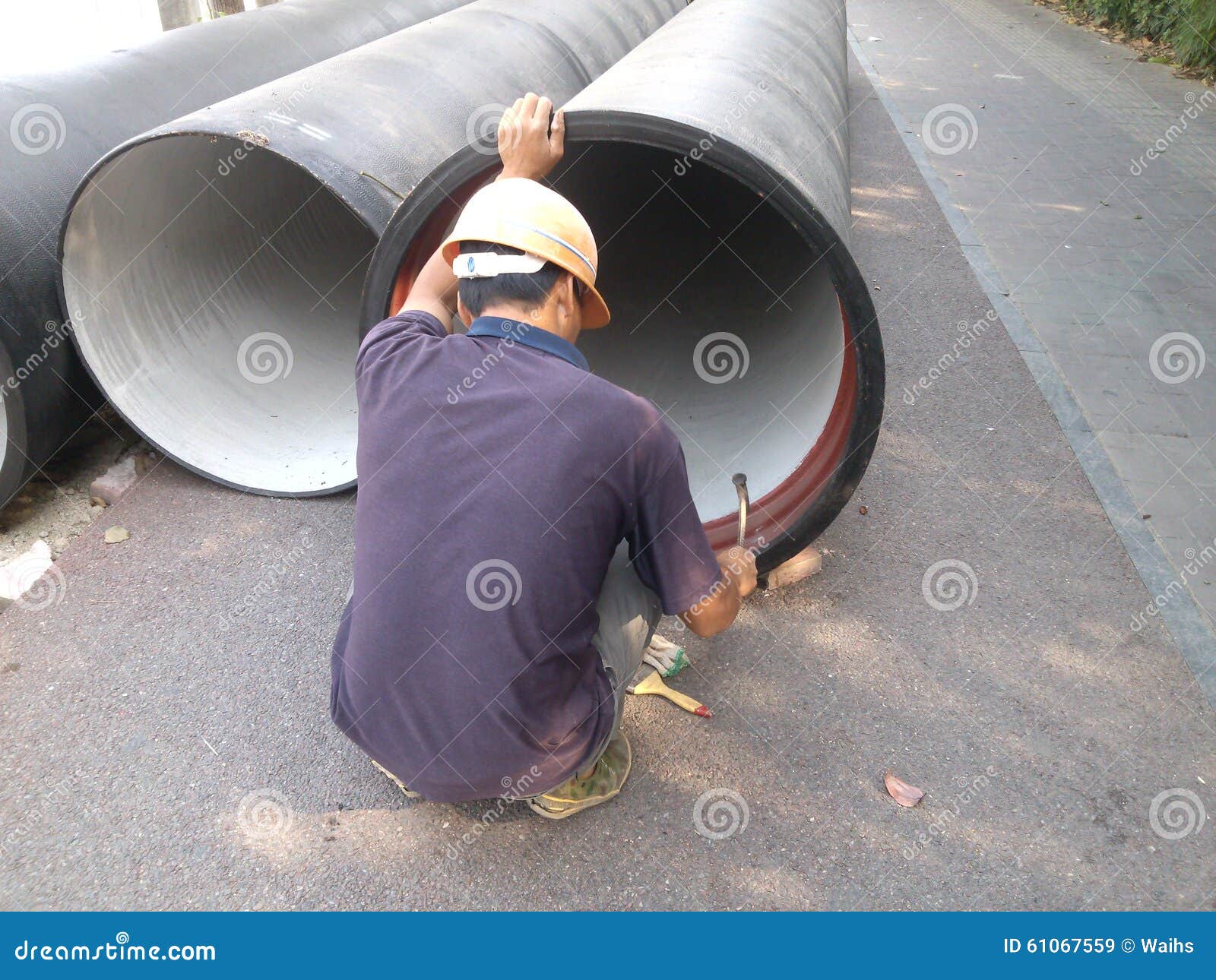 Shenzhen, China: Workers are Installing a Giant Pipe Editorial Stock ...