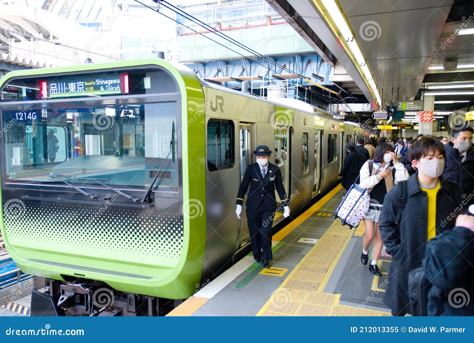 Shibuya Train and Commuters Editorial Image - Image of station, staff ...