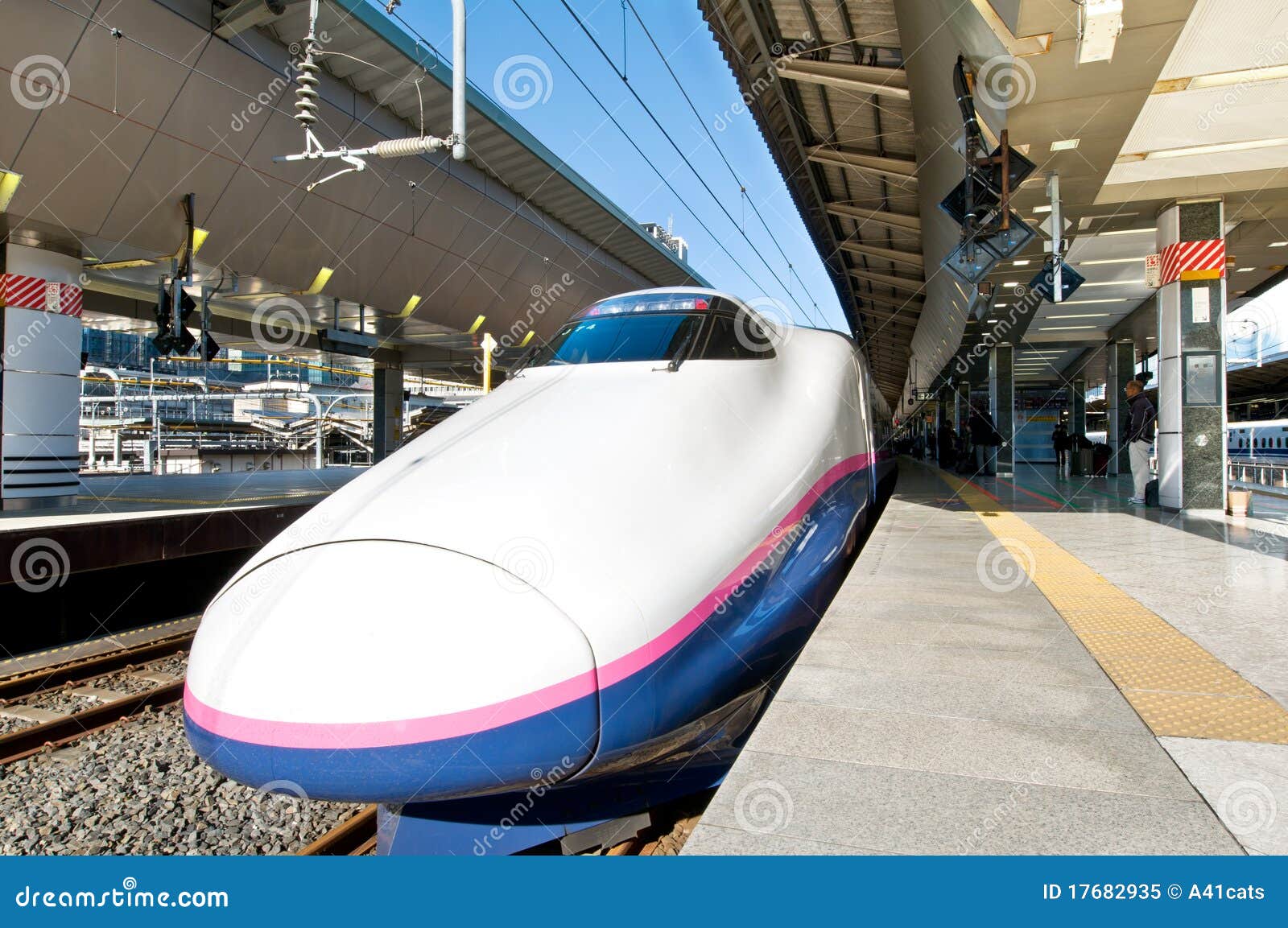 Shinkansen an Der Tokyo-Station Stockbild - Bild von abfahrt, schnell ...