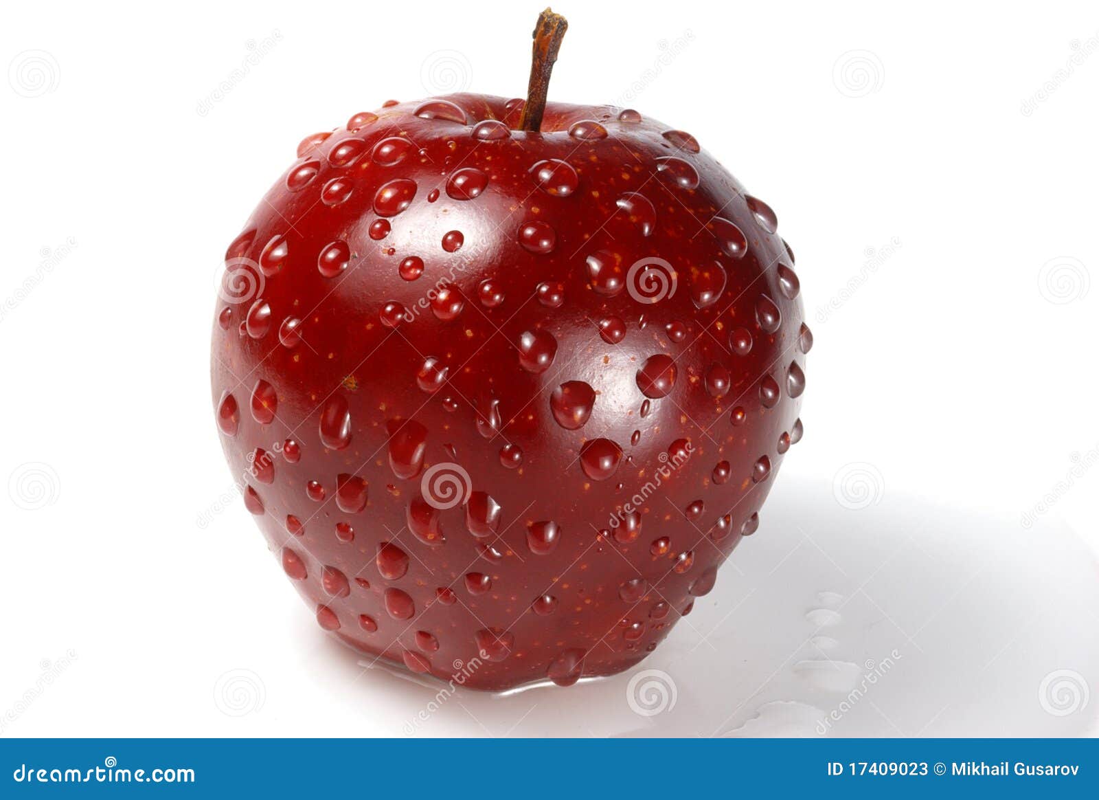 Shiny Red Apple in Water Drops Stock Image - Image of healthy, droplets ...