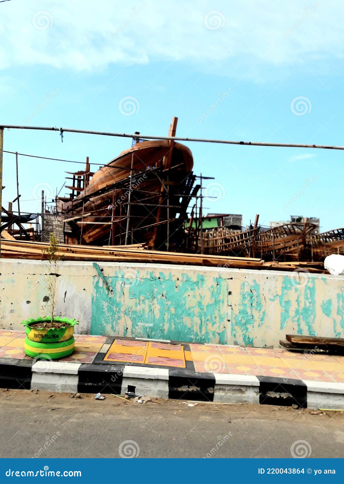 Ship assembly in port editorial stock image. Image of wall - 220043864