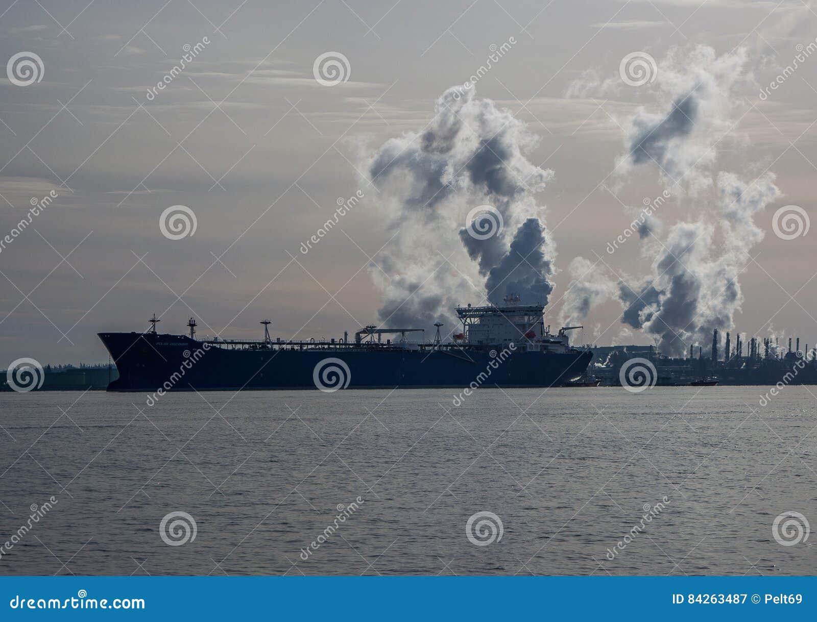 Ship at oil refinery editorial photography. Image of washington - 84263487