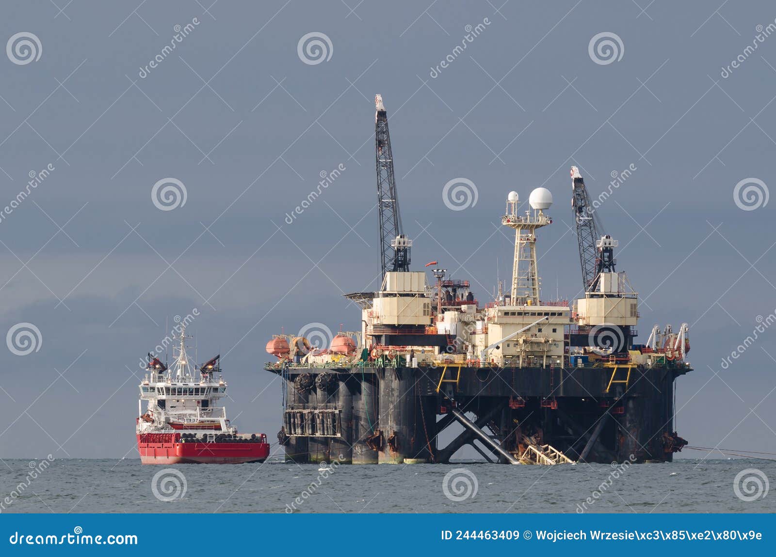 SHIP and PIPE LAYER PLATFORM Stock Image - Image of niechorze, energy ...