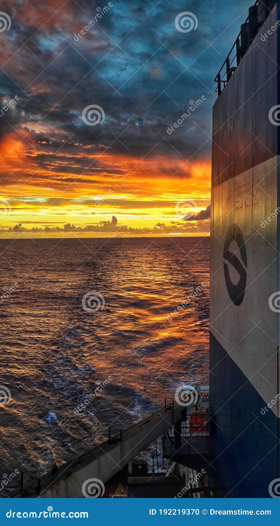 Ship& X27;s Wake at Sunset Editorial Image - Image of wake, wave: 192219370