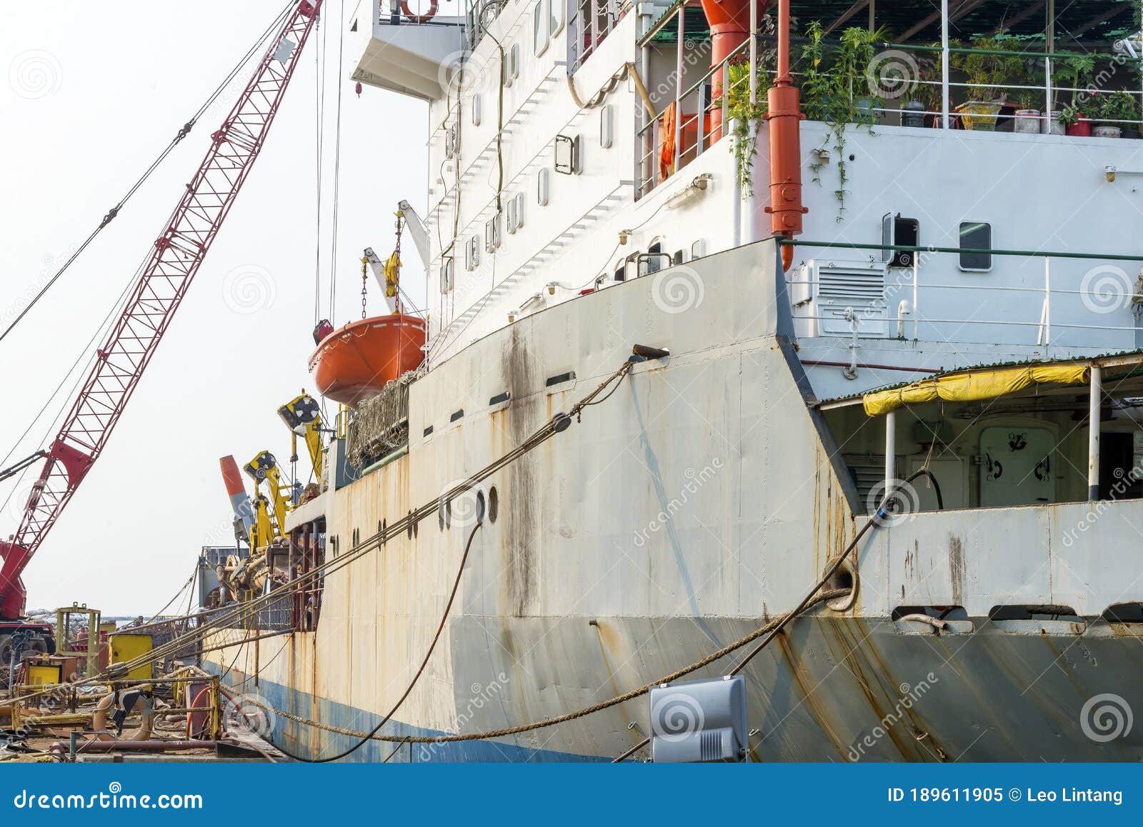 The Ship Secured with Rope and Rests Stock Image - Image of metal ...