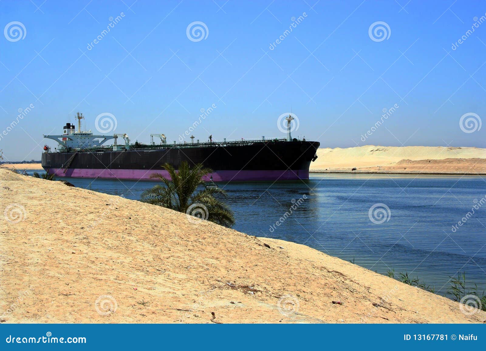 Ship through the Suez Canal Stock Image - Image of waves, yellow: 13167781
