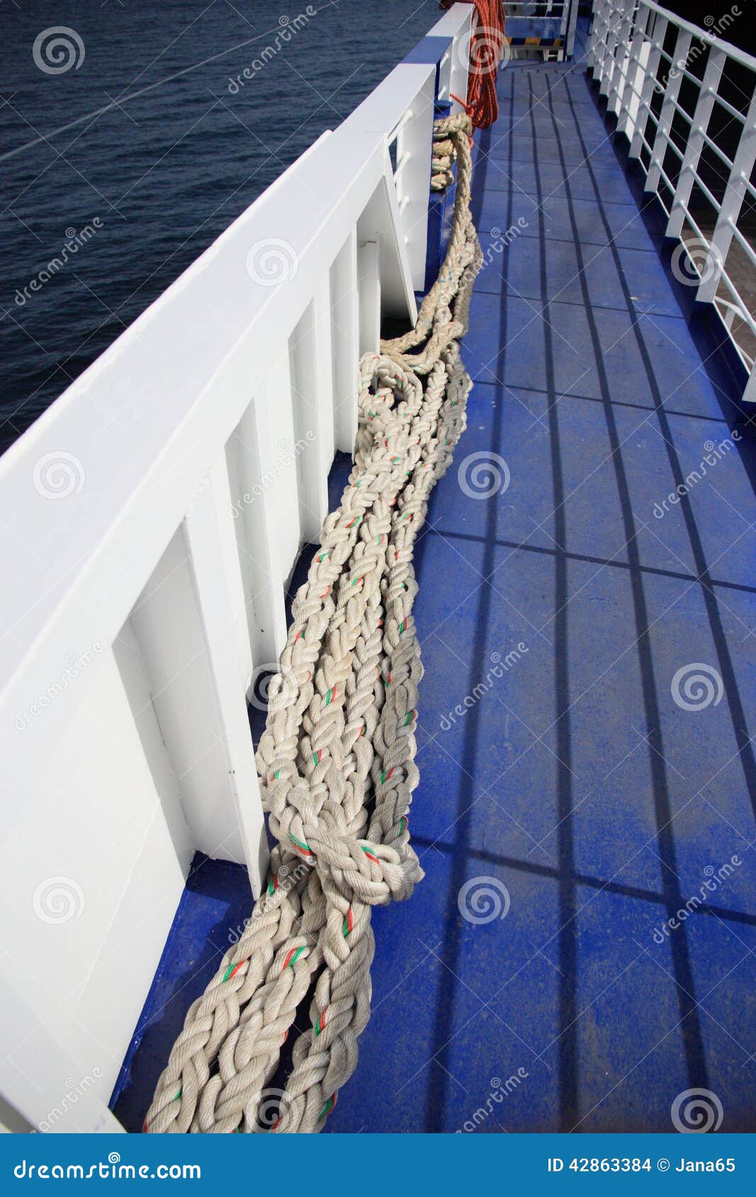 Shipboard fotografia stock. Immagine di ombra, bianco - 42863384